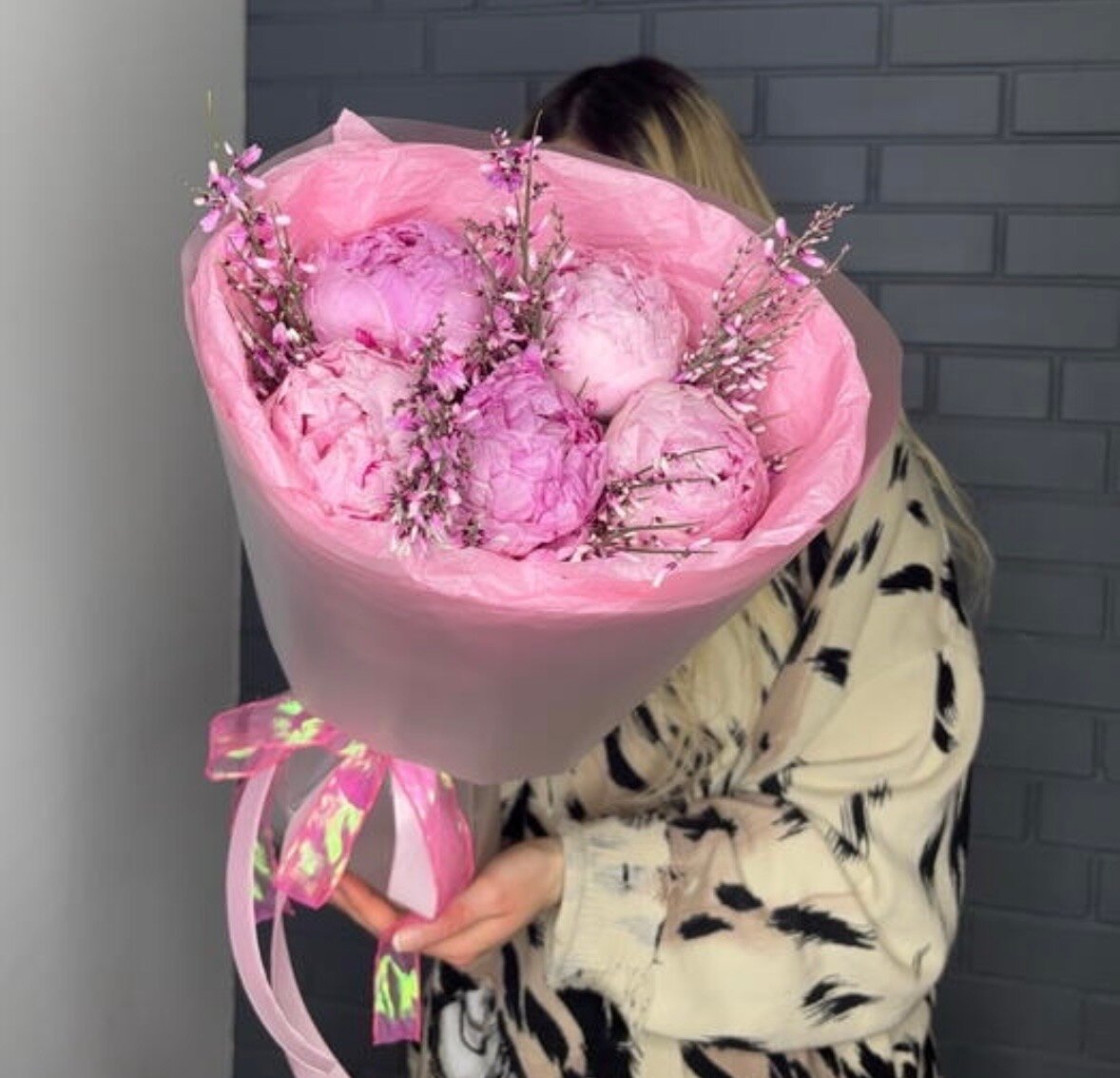 Букет (пионы Сара Бернар, розовая гениста), размер S