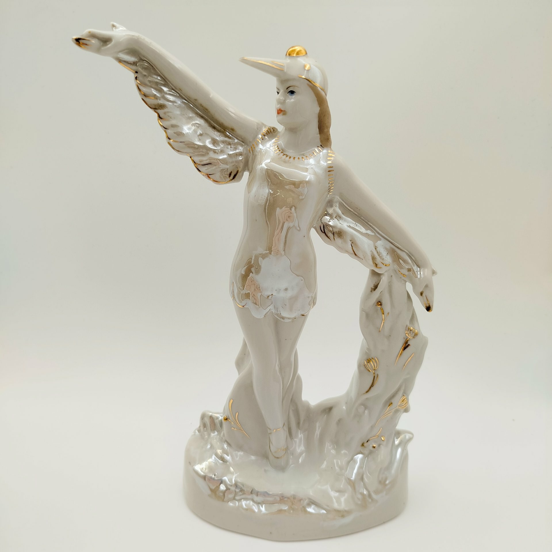 Статуэтка "Балерина в роли аиста", скульптор М. А. Интизарян, фарфор, люстр