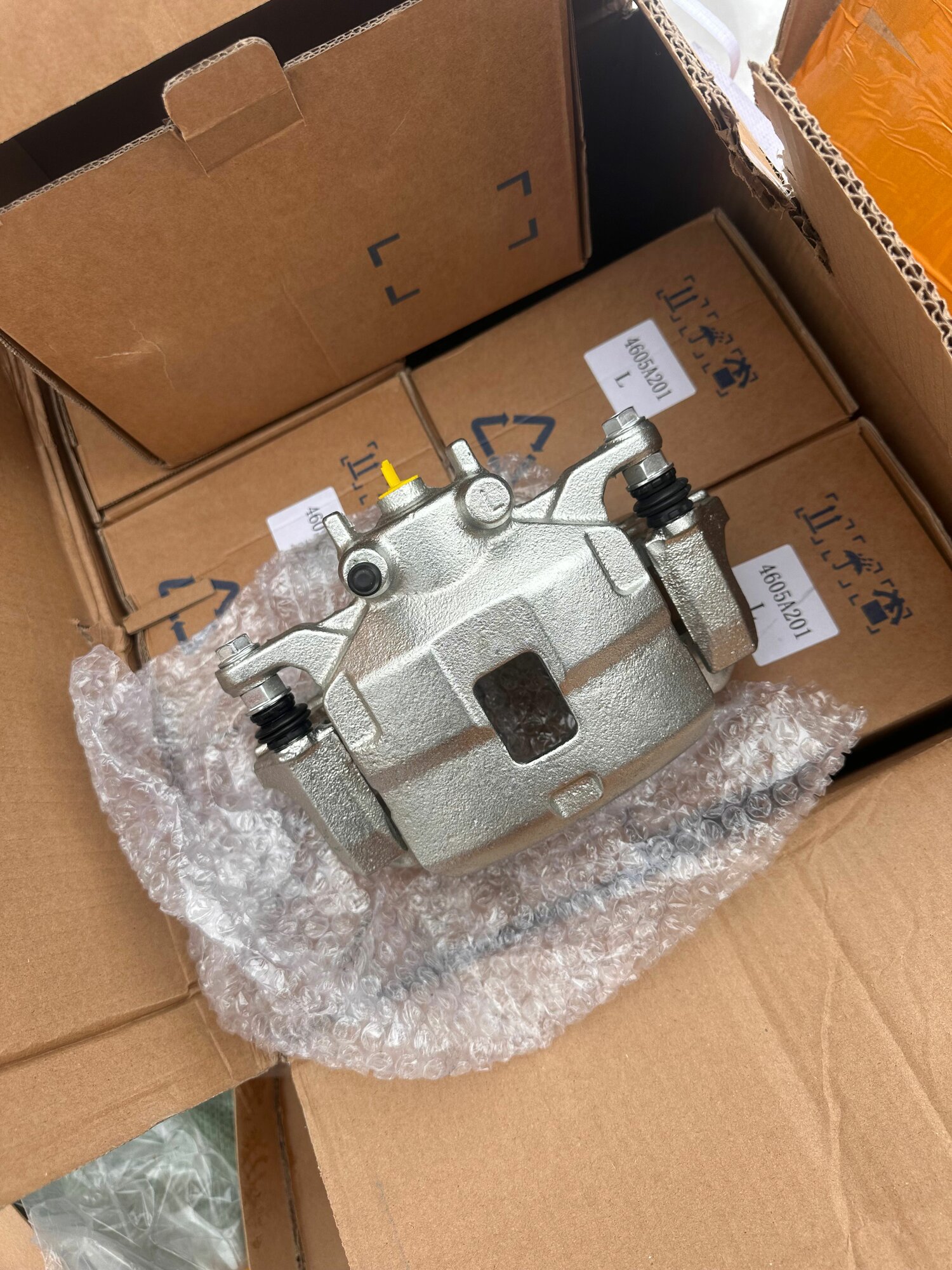 Суппорт тормозной передний левый Mitsubishi L200