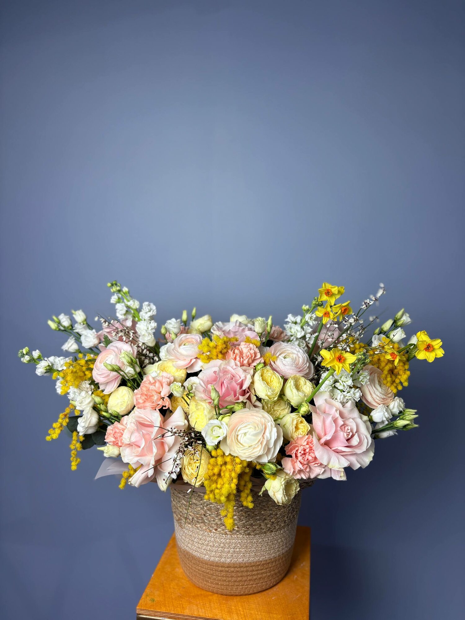 Сад в вязаной корзине: маттиола, нарциссы, розы, ранункулюсы – купить цветы в корзине с доставкой FRESH FLORA