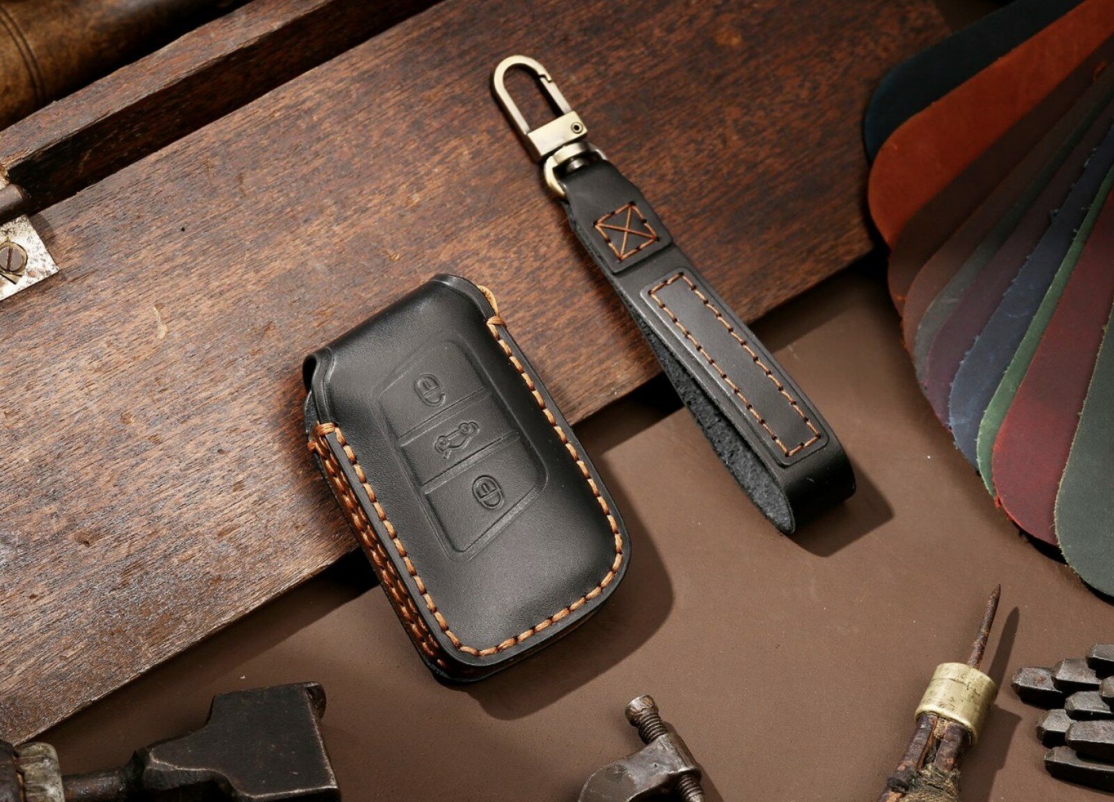 Кожаный чехол MyPads M-268405 для автомобильных ключей Volkswagen и SKODA, коричневый