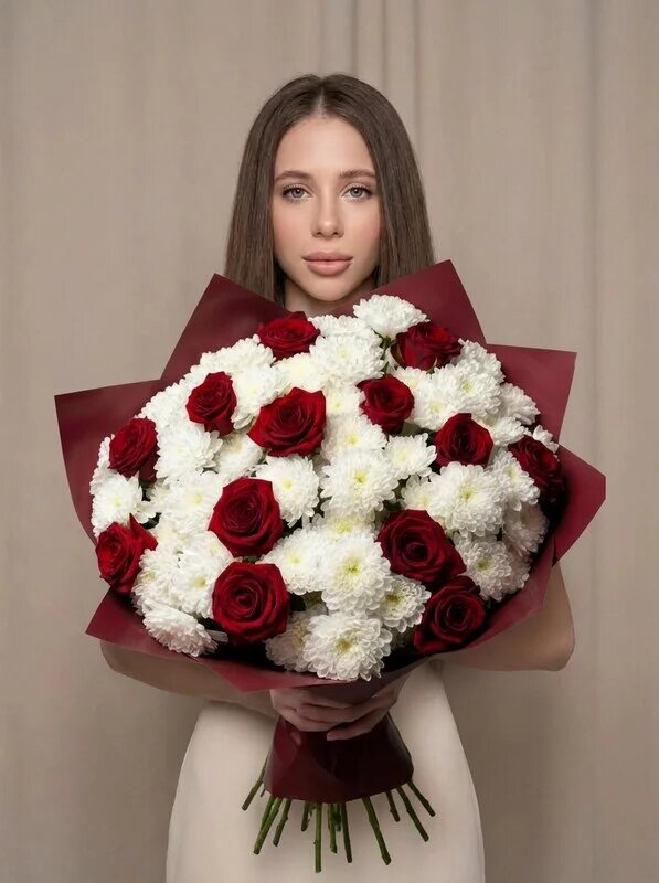 Элегантный букет "Королевская страсть" с розами — Пышный букет из красных роз и хризантем «Королевская страсть»