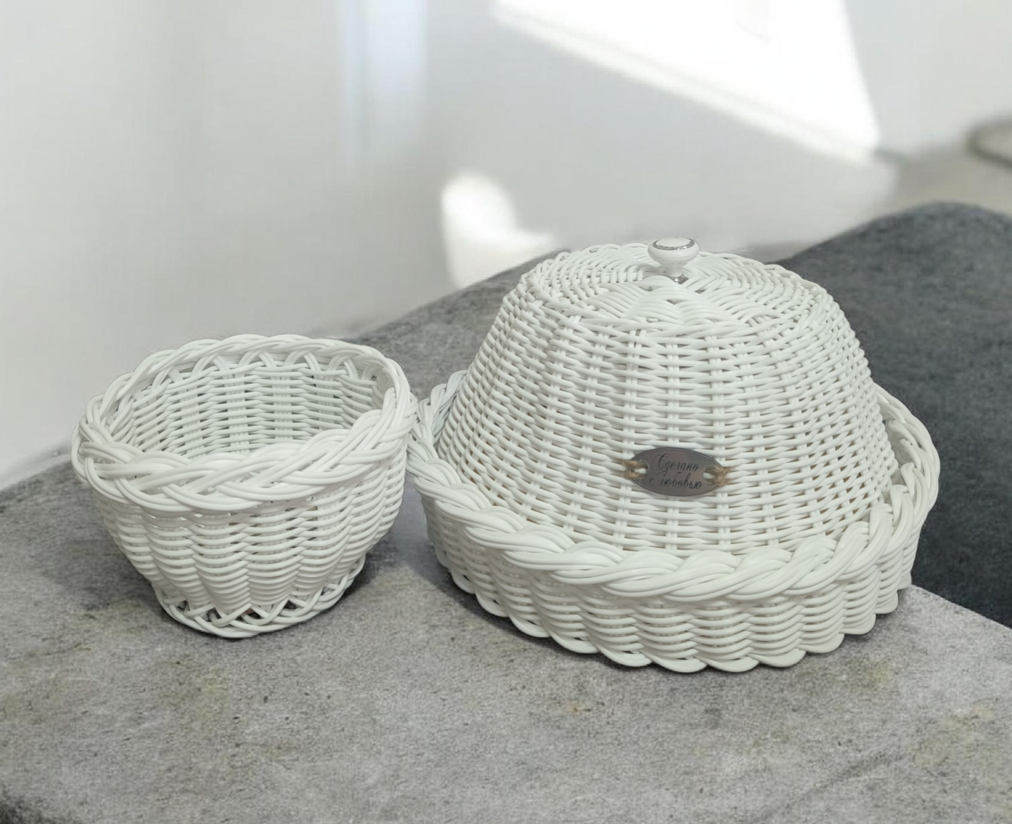 Хлебница, плетеная, из ротанга, на деревянном дне, с вазочкой