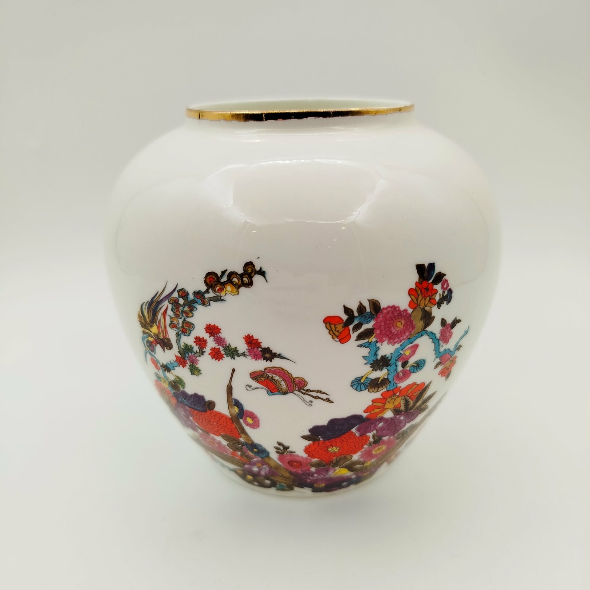 Ваза шарообразной формы, украшенная экзотическим цветочным декором, фарфор