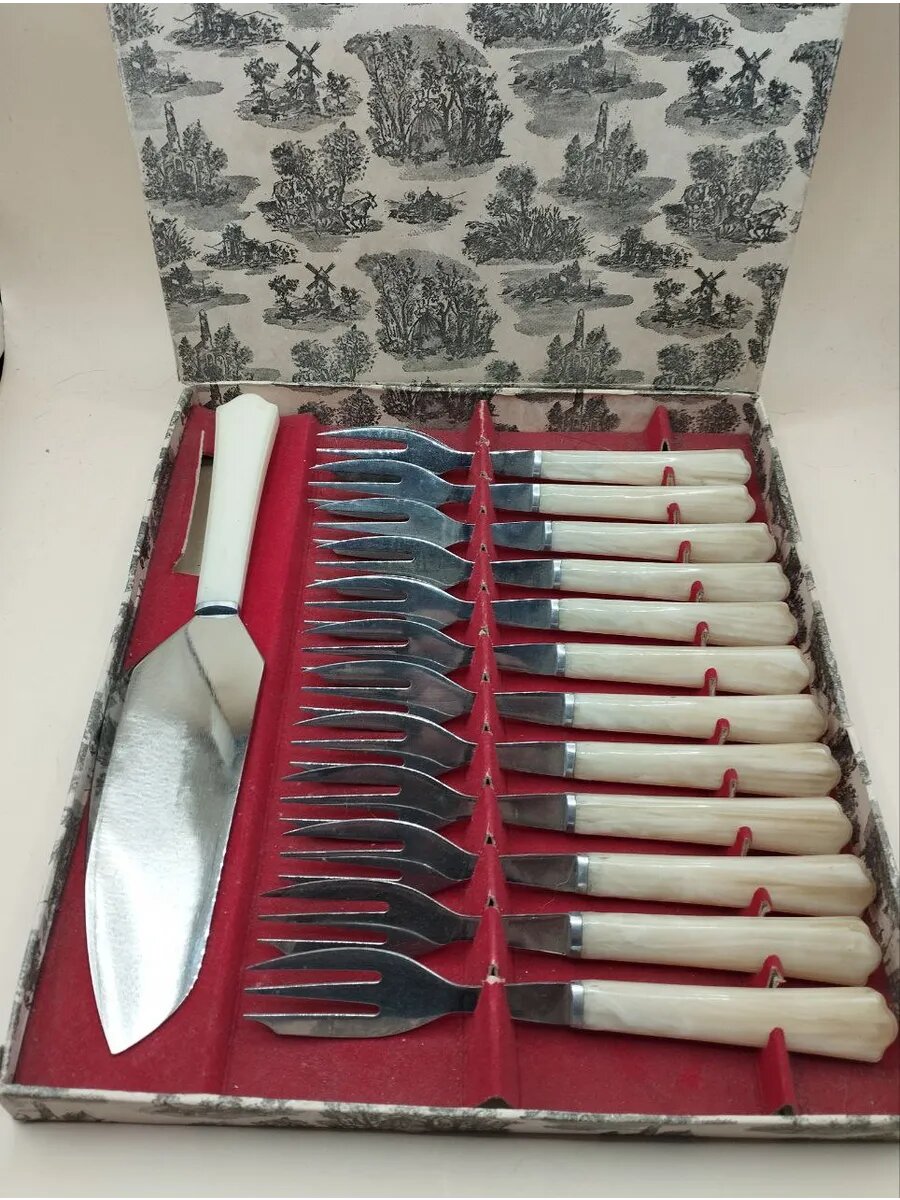 Антикварный набор столовых приборов.