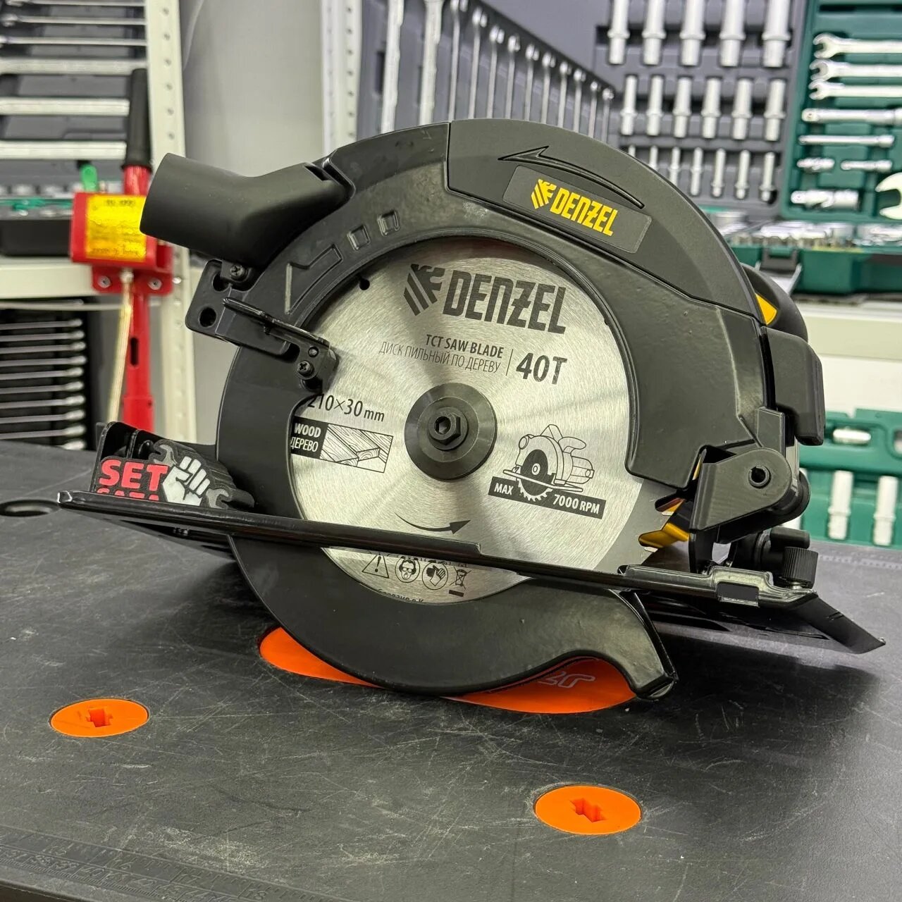 Циркулярная пила Denzel CSD-210 27307, мощность 1800Вт, скорость вращения 5000 об/мин