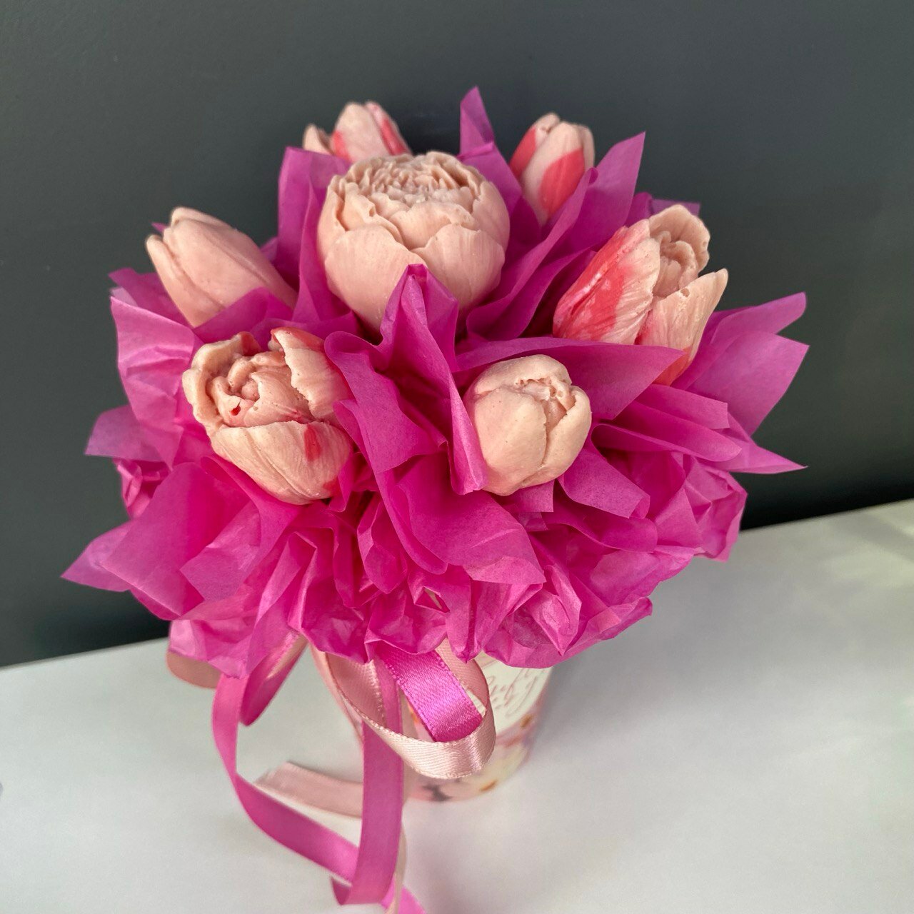 Композиция из шоколадных тюльпанов в кофейном стаканчике с лентами