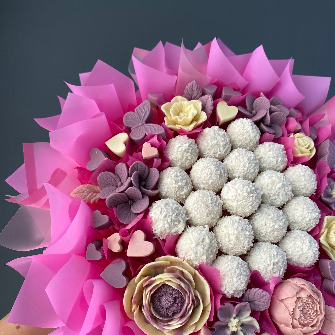 Букет из шоколадных цветов, бабочек, сердечек и нежных Рафаэлло