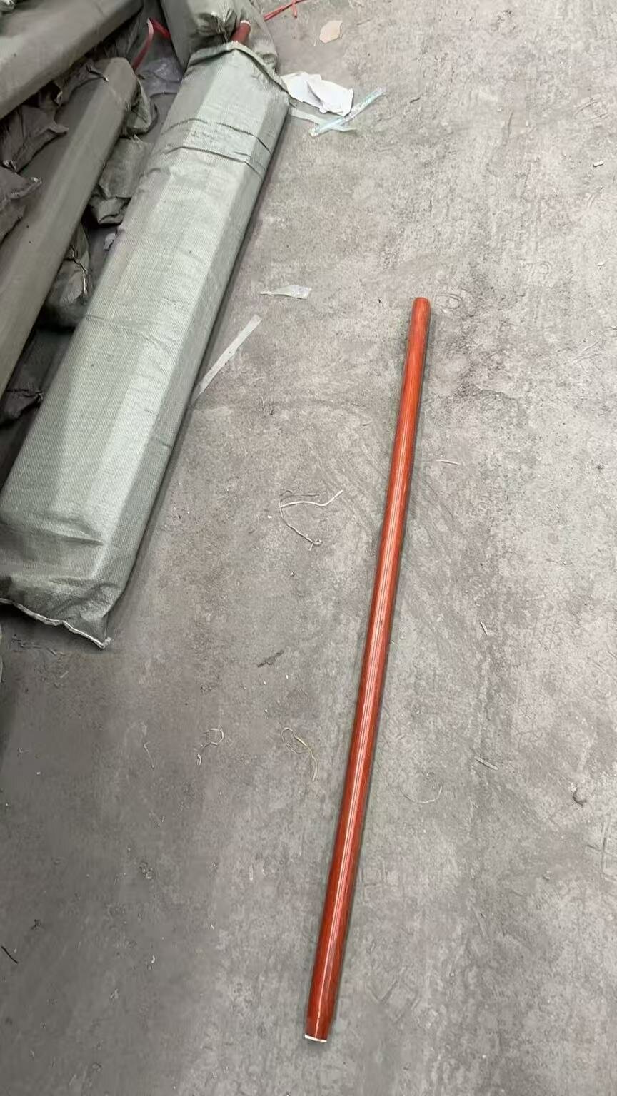 Кованая мотыга, кирка, сельскохозяйственный инструмент для выкорчевывания деревьев, выкапывания побегов бамбука, выращивания овощей, рыхления почвы и прополки.