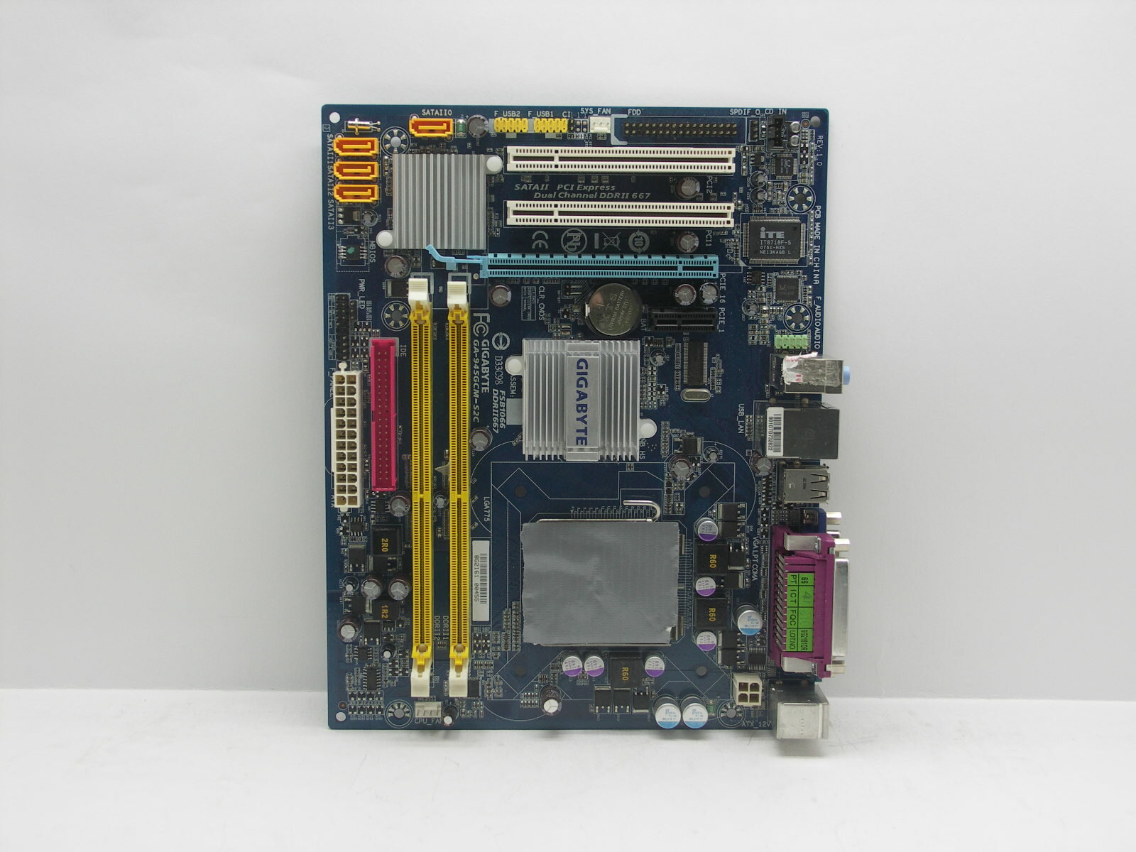 Материнская плата S-775 GigaByte GA-945GCM-S2C rev:1.0, i945/2xDDR2/PCI-E16/PCI-E1/2xPCI/SVGA/Sb/Lan/mATX, без планки