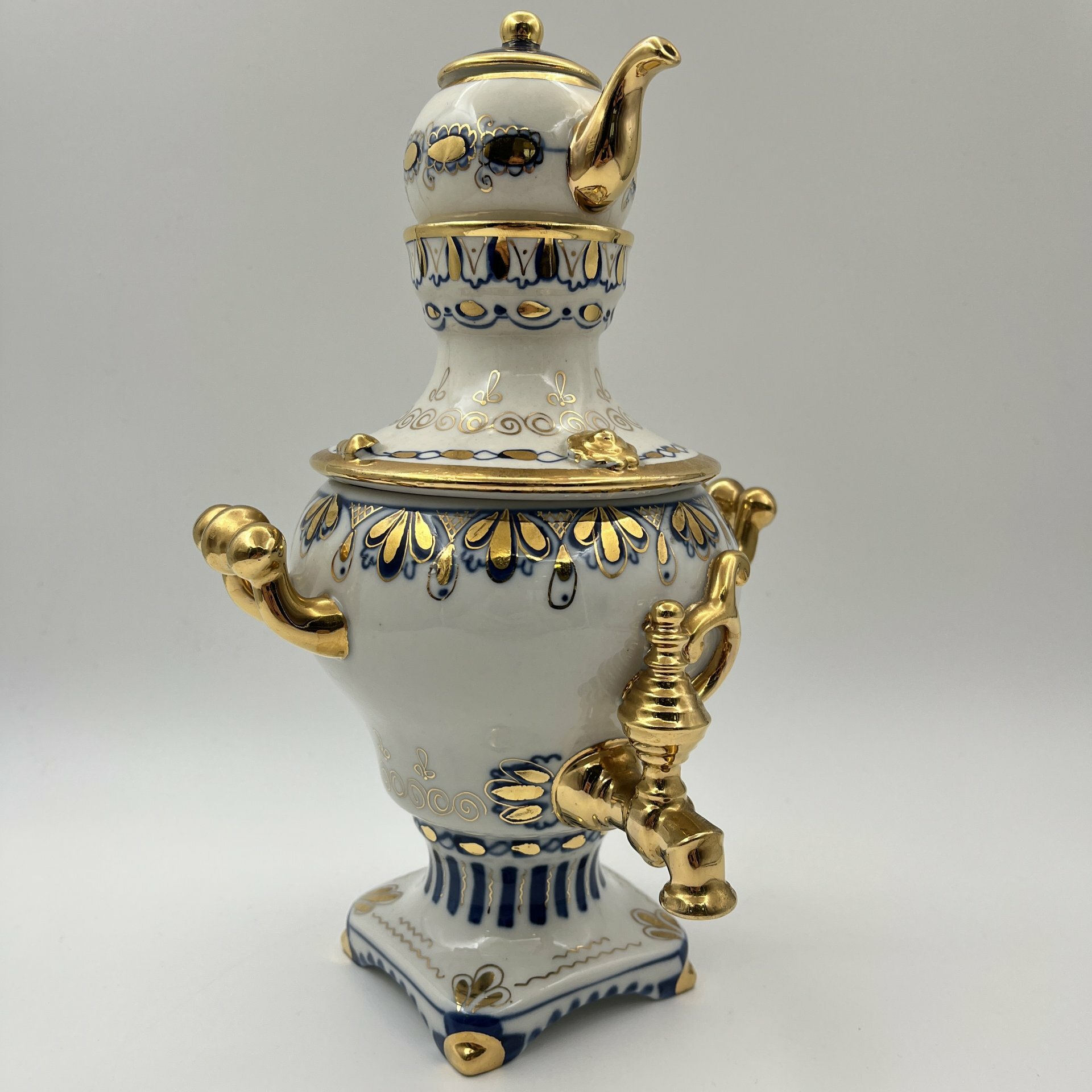 Статуэтка "Самовар с заварочным чайником", фарфор, роспись, золочение