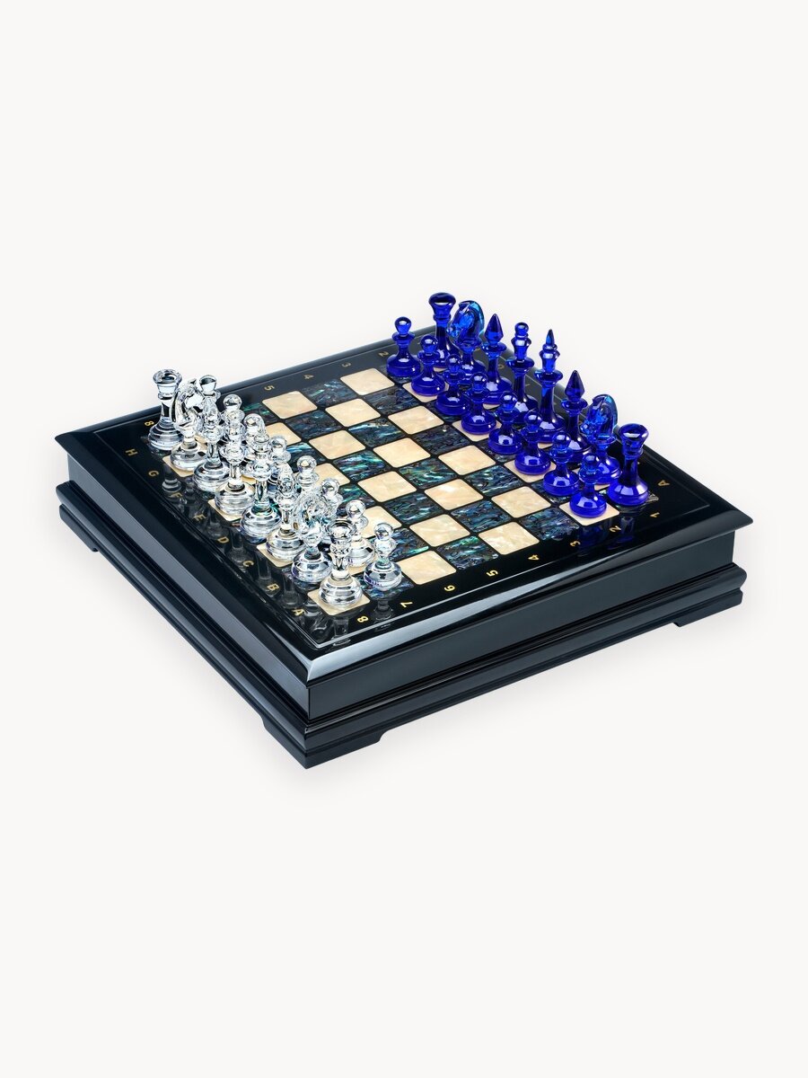 Шахматный ларец с натуральным перламутром и фигурами из цветного хрусталя (отделка бежевой тканью) 45х45 см