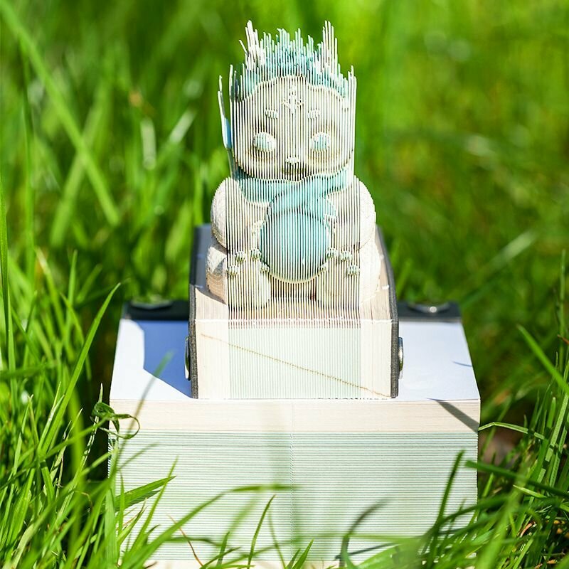 2025 год, бумажная 3D - скульптура, липкие записки, отрывные блокноты CC