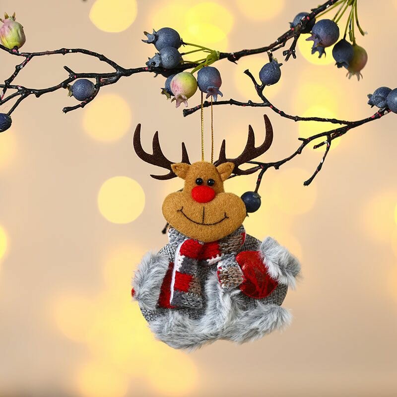 Праздничное украшение новогодней елки со сказочными рождественскими персонажами