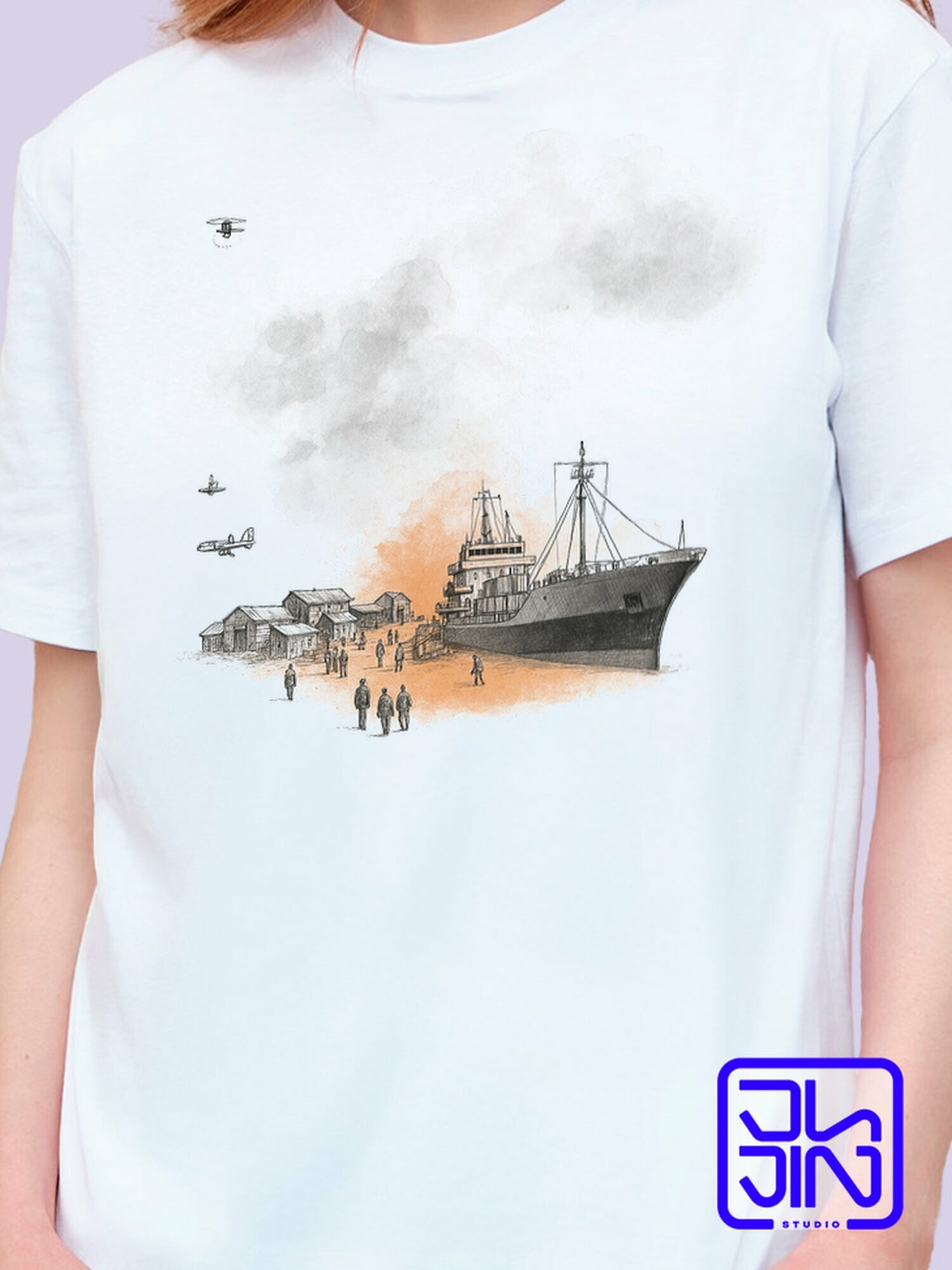 Футболка классическая женская с авторским принтом Минималистичная черно-белая композиция с кораблем и самолетом в порту, белый хлопковый трикотаж с прикольным рисунком на груди