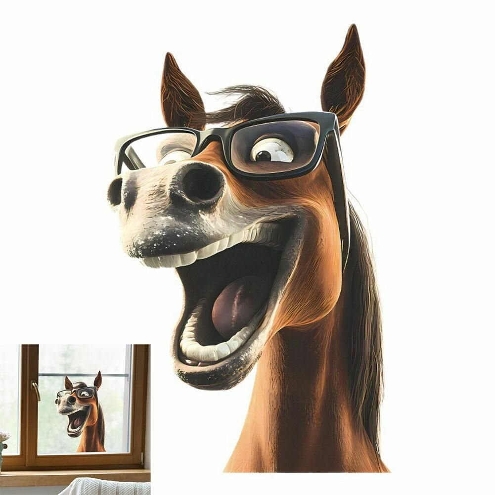 Забавная голова лошади украшает стеклянное окно дома декоративной наклейкой на окно
