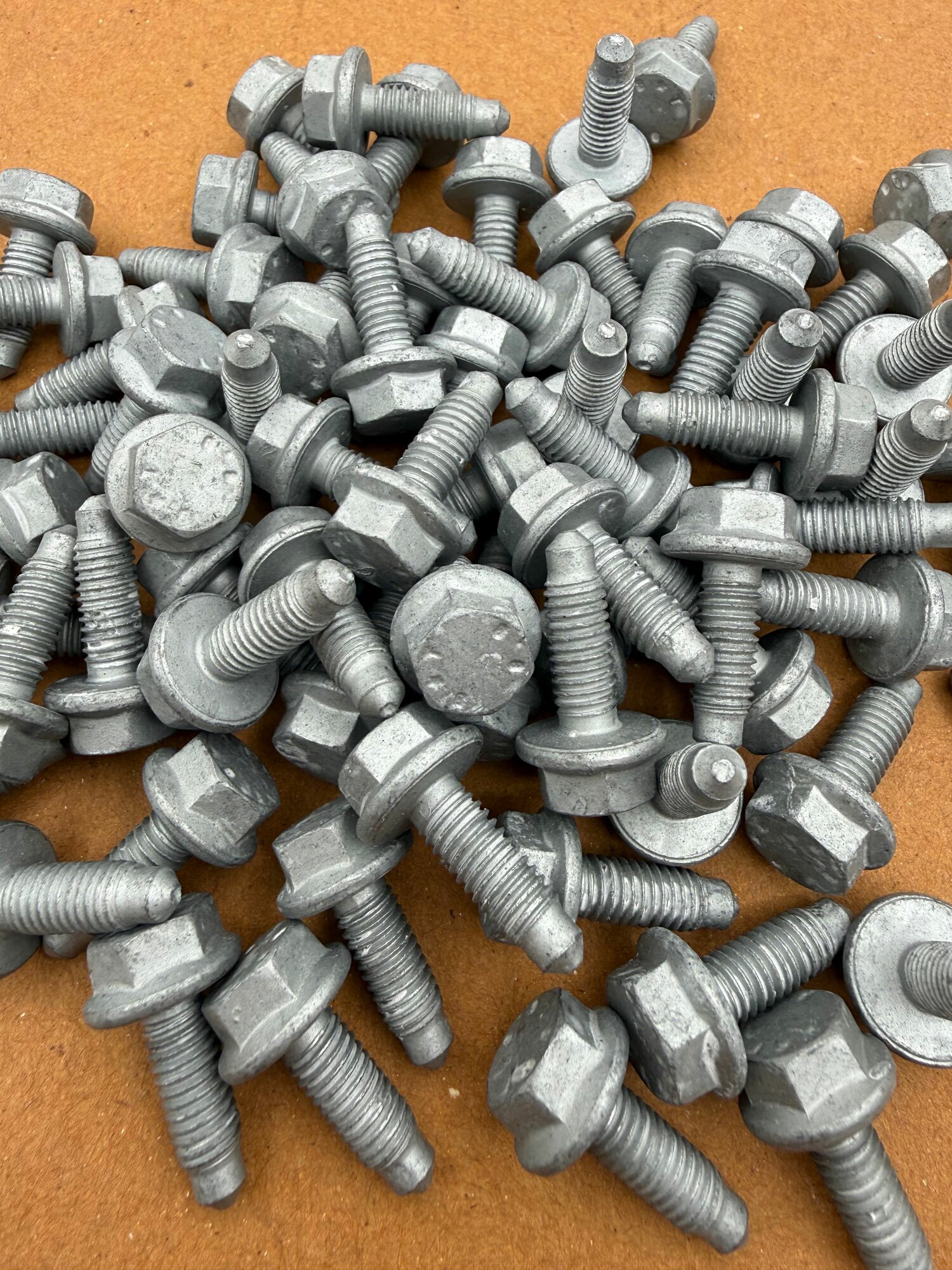 N10684301 Болт М6х18 (4шт) VAG оригинал шестигранный, с фланцем (буртиком), под ключ на 10, шаг резьбы 1.0, класс прочности 8.8, B*T