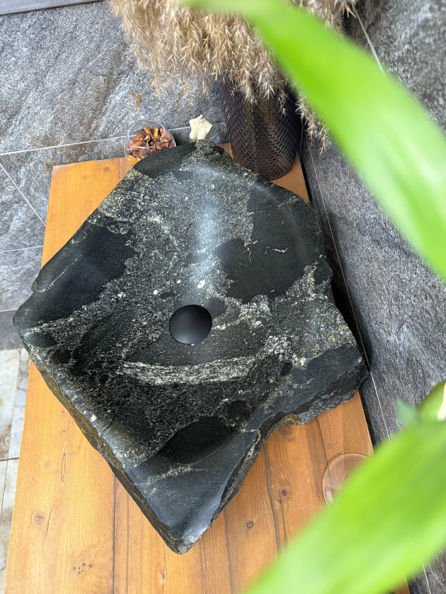 Раковина накладная из натурального камня Black Swan, Corner (59x52)