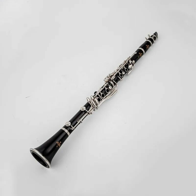 Кларнет си-бемоль, корпус из черного бакелита, 17 клавиш.