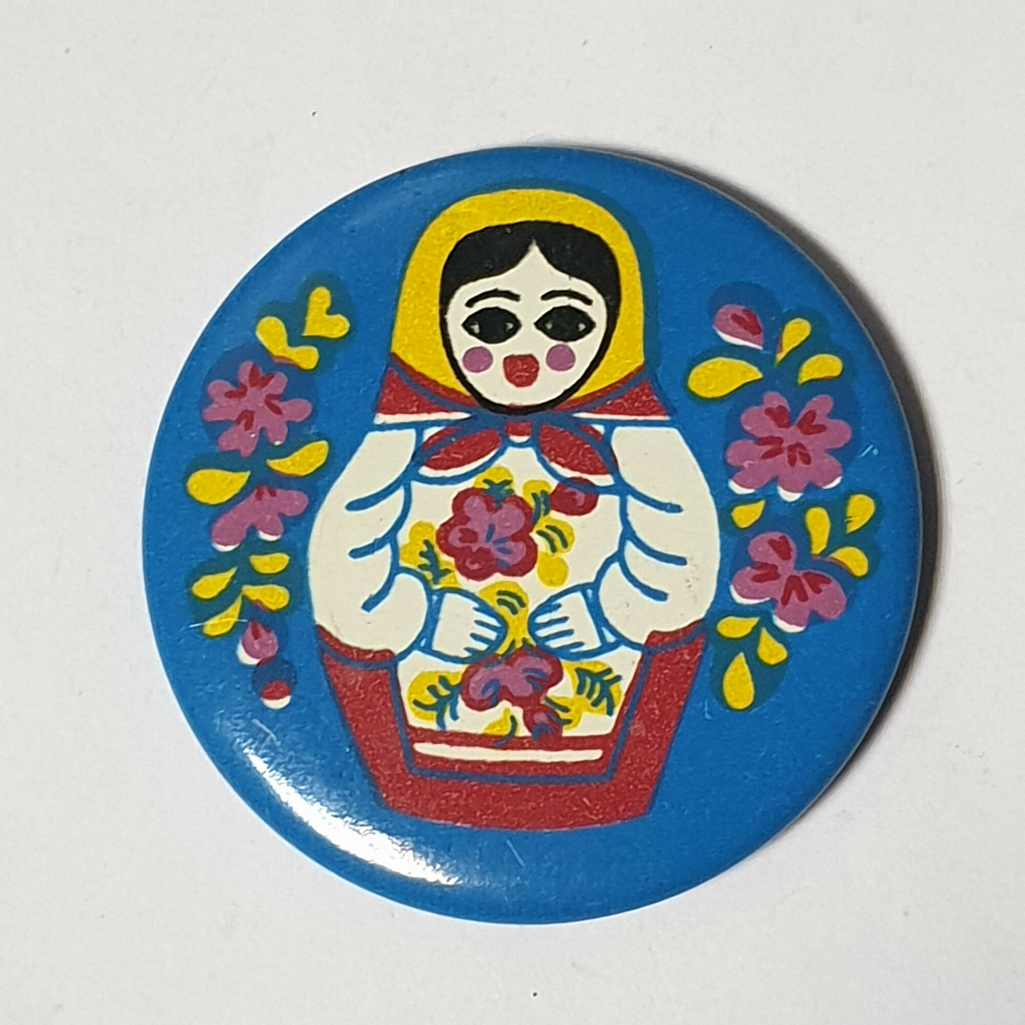 Значок СССР Матрешка с цветами, яркий и коллекционный, советский и винтажный аксессуар.