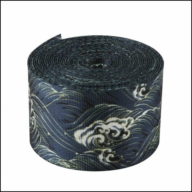 Универсальный трехточечный автомобильный ремень безопасности премиум, соответствующий строгим стандартам и предназначенный для эксплуатации в различных моделях авто