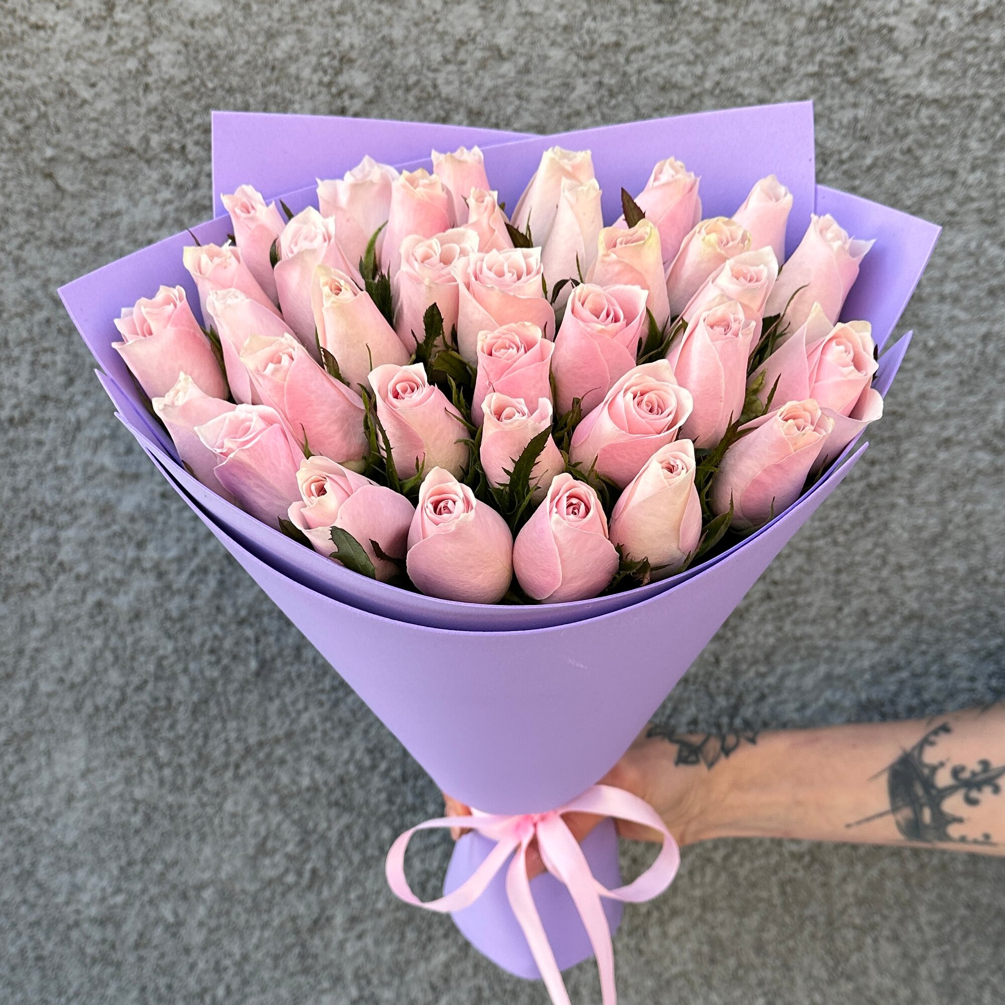 Букет цветов из 35 роз 40см в упаковке / Арт. 784545 / Радуга Букет