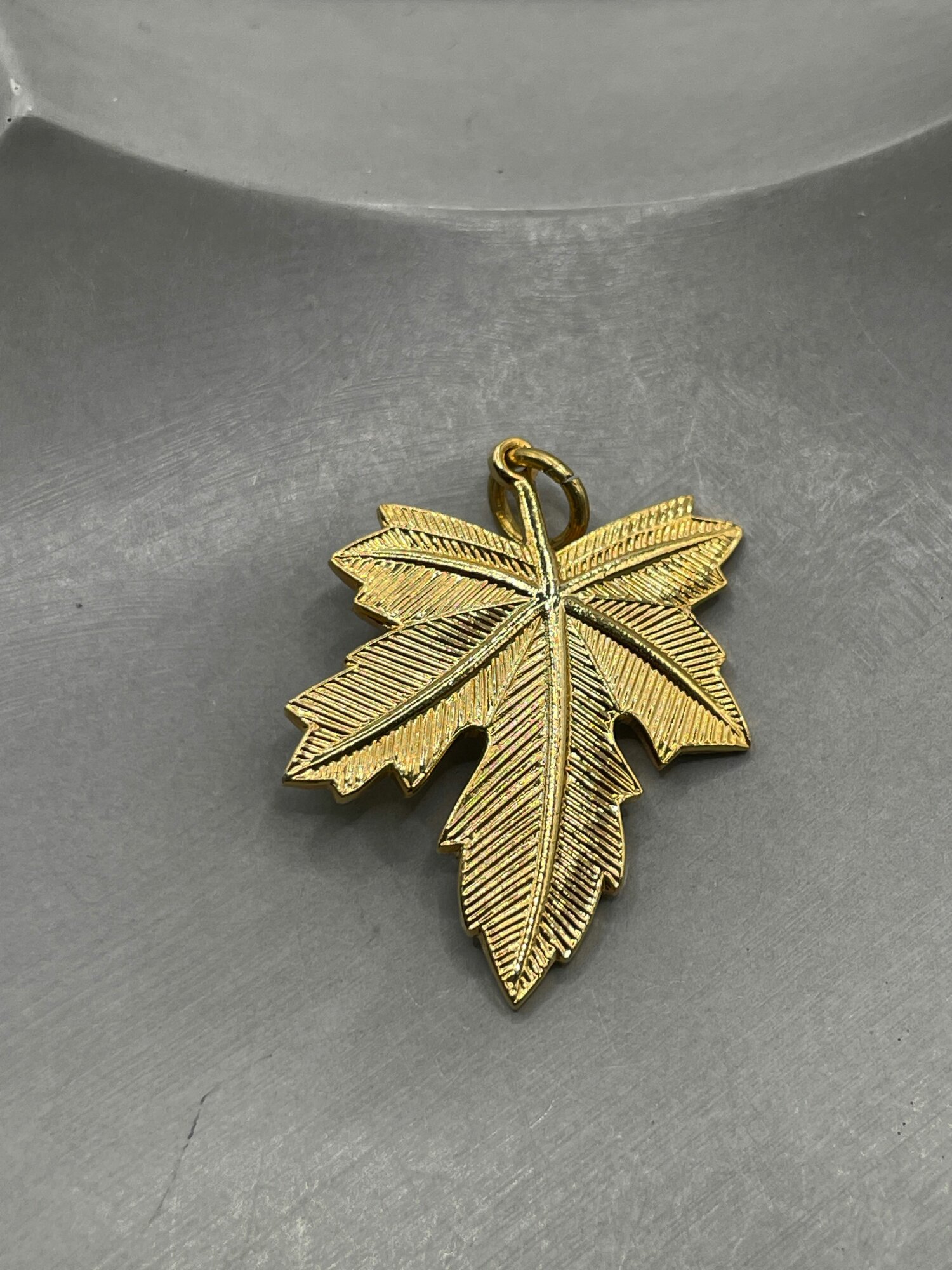 Винтажный кулон, подвеска в виде кленового листа