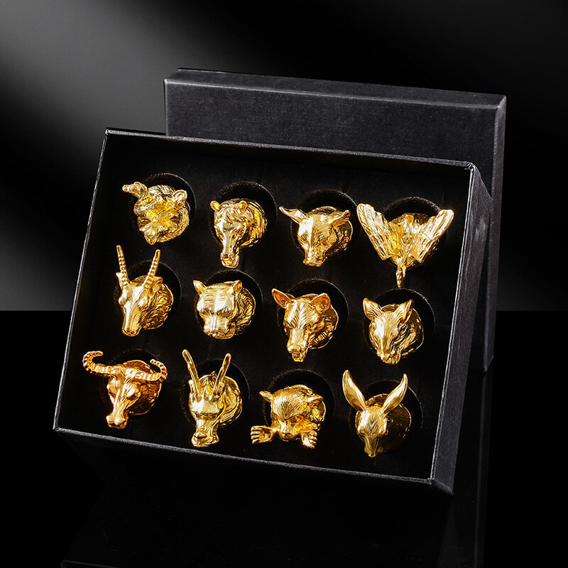 Элитный набор стеклянной посуды для бара с двенадцатью рюмками для напитков в стиле знаков зодиака, диспенсером и маленькими рюмками в подарочной коробке.