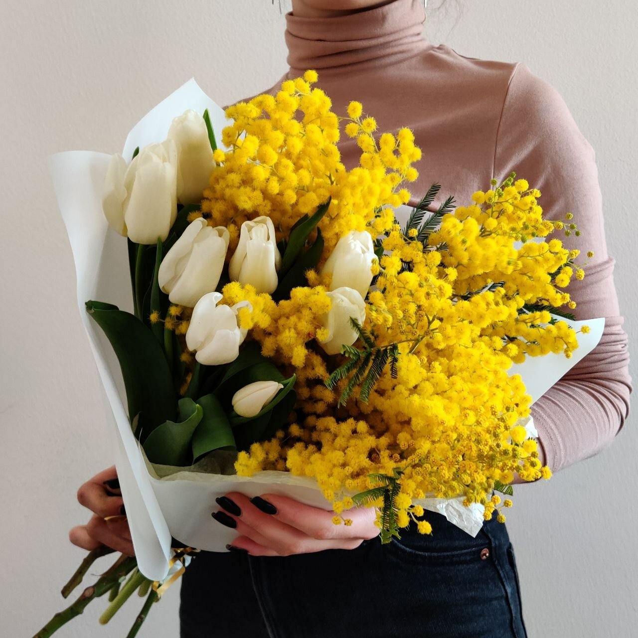 Весенний букет мимоза и белые тюльпаны в дизайнерской упаковке
