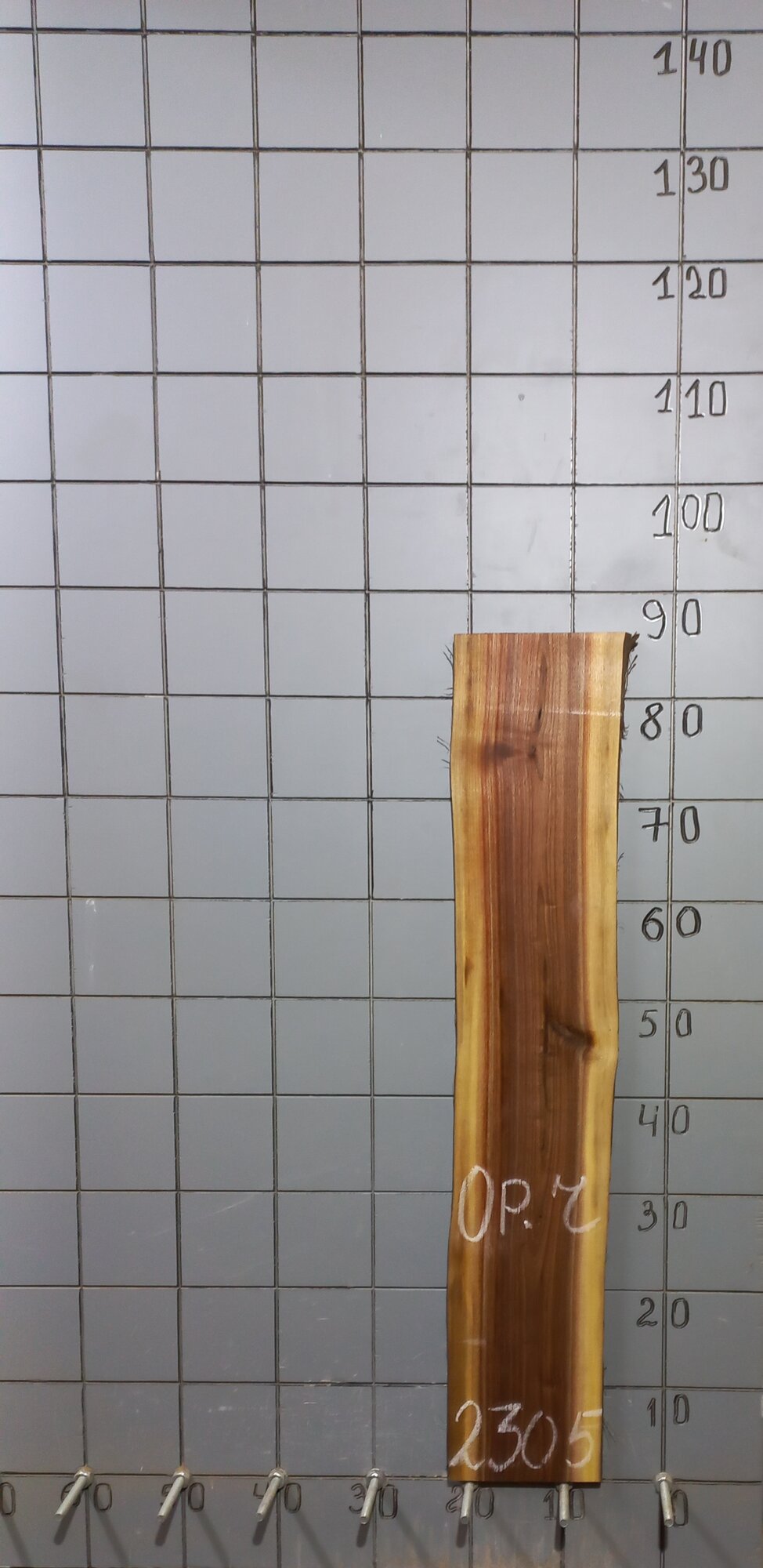 Слэб натурального дерева ценных пород Орех черный №2305; 2*15*80 см, доклес