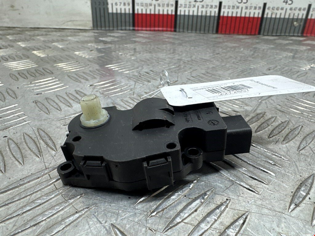 Сервопривод (электропривод моторчик привода) заслонки печки BMW 7-Series (F01/F02) 64119319037 арт. 2272857