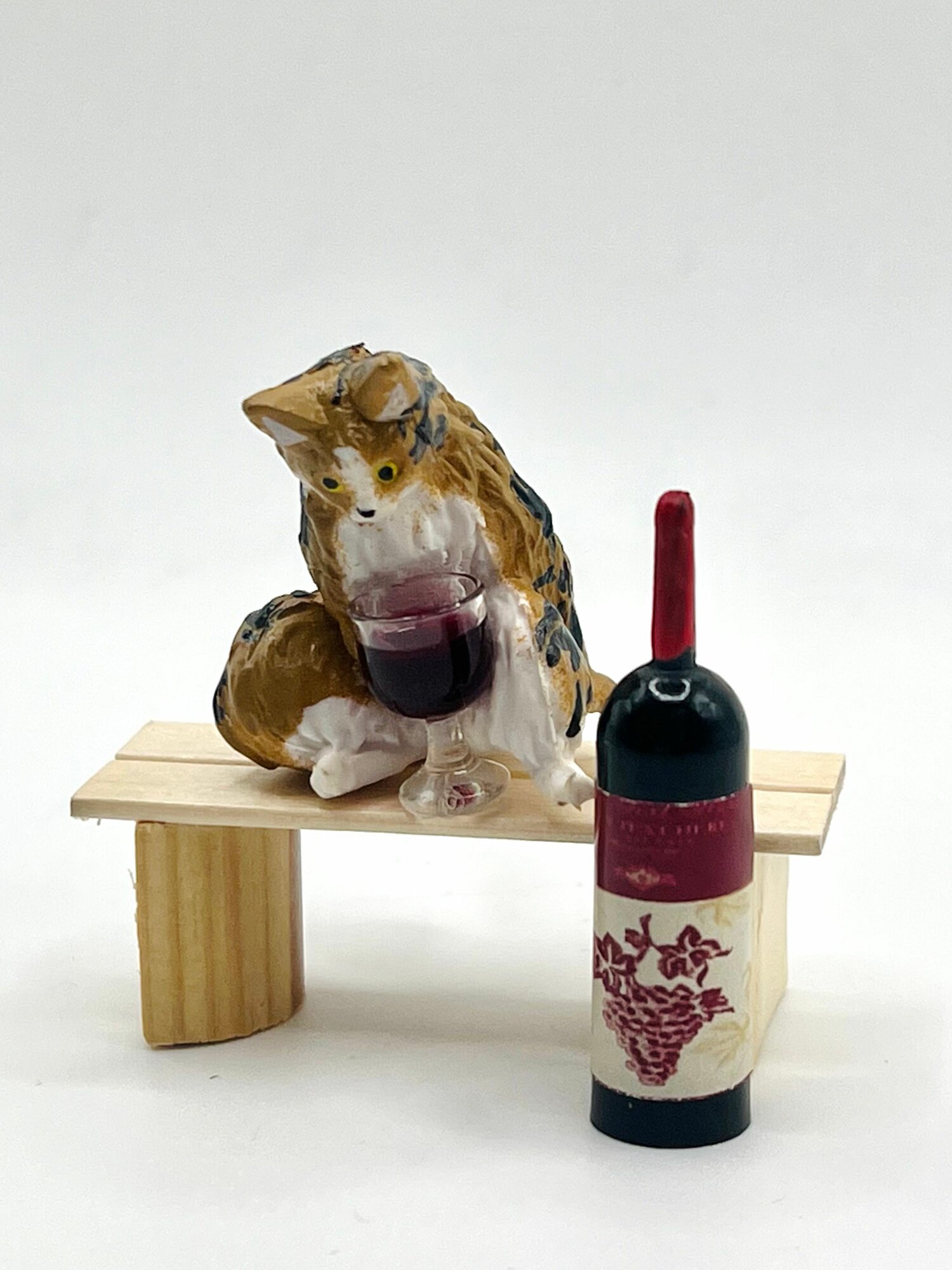 Фигурка кот мейн-кун коричневый на лавке с бокалом вина "Бухарик холостяк", декоративный, ручная работа - 1 шт