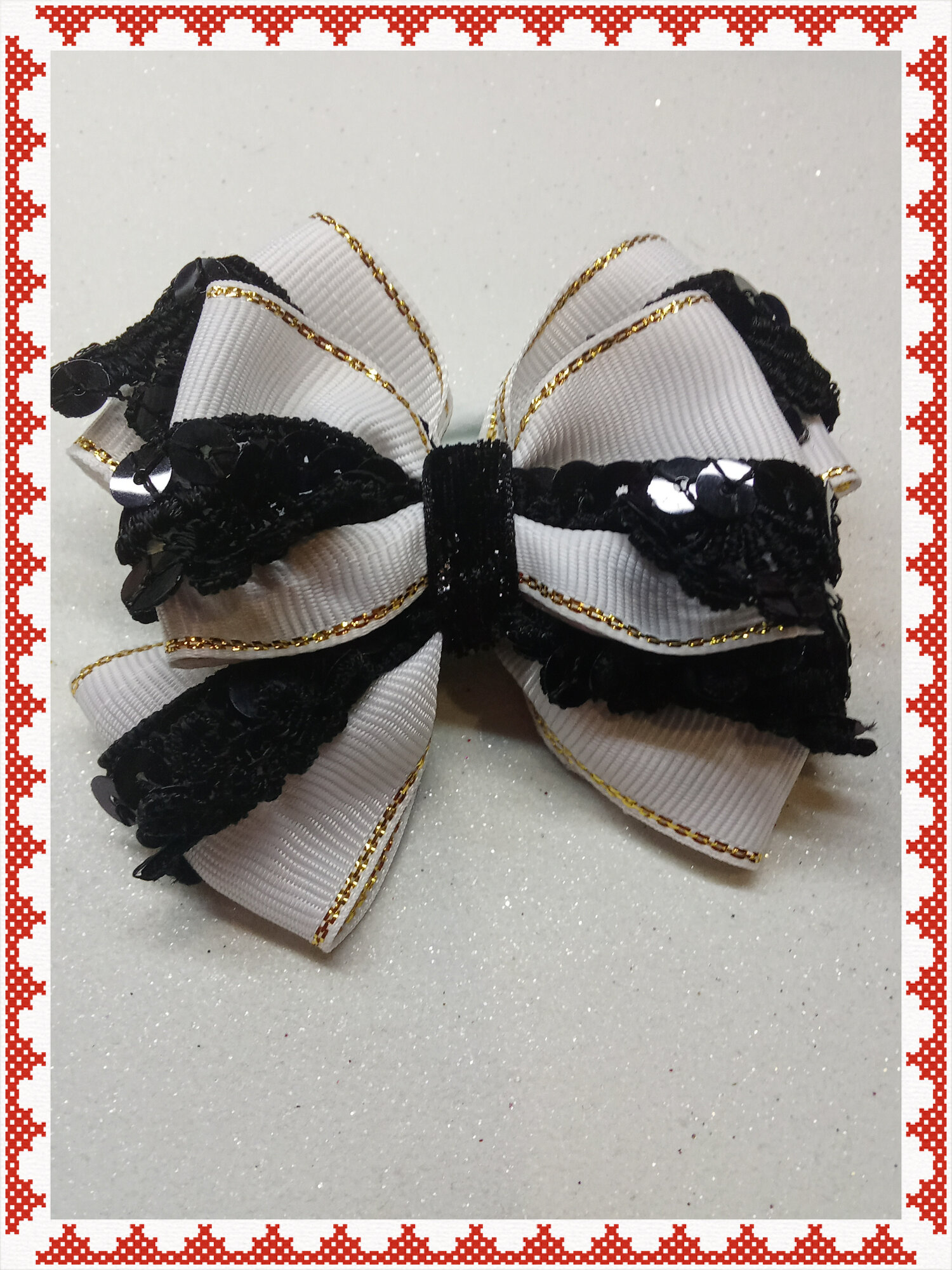 Бантик из репса с кружевом на резинке ручной работы, подходит как для мероприятия так и для повседневного использования