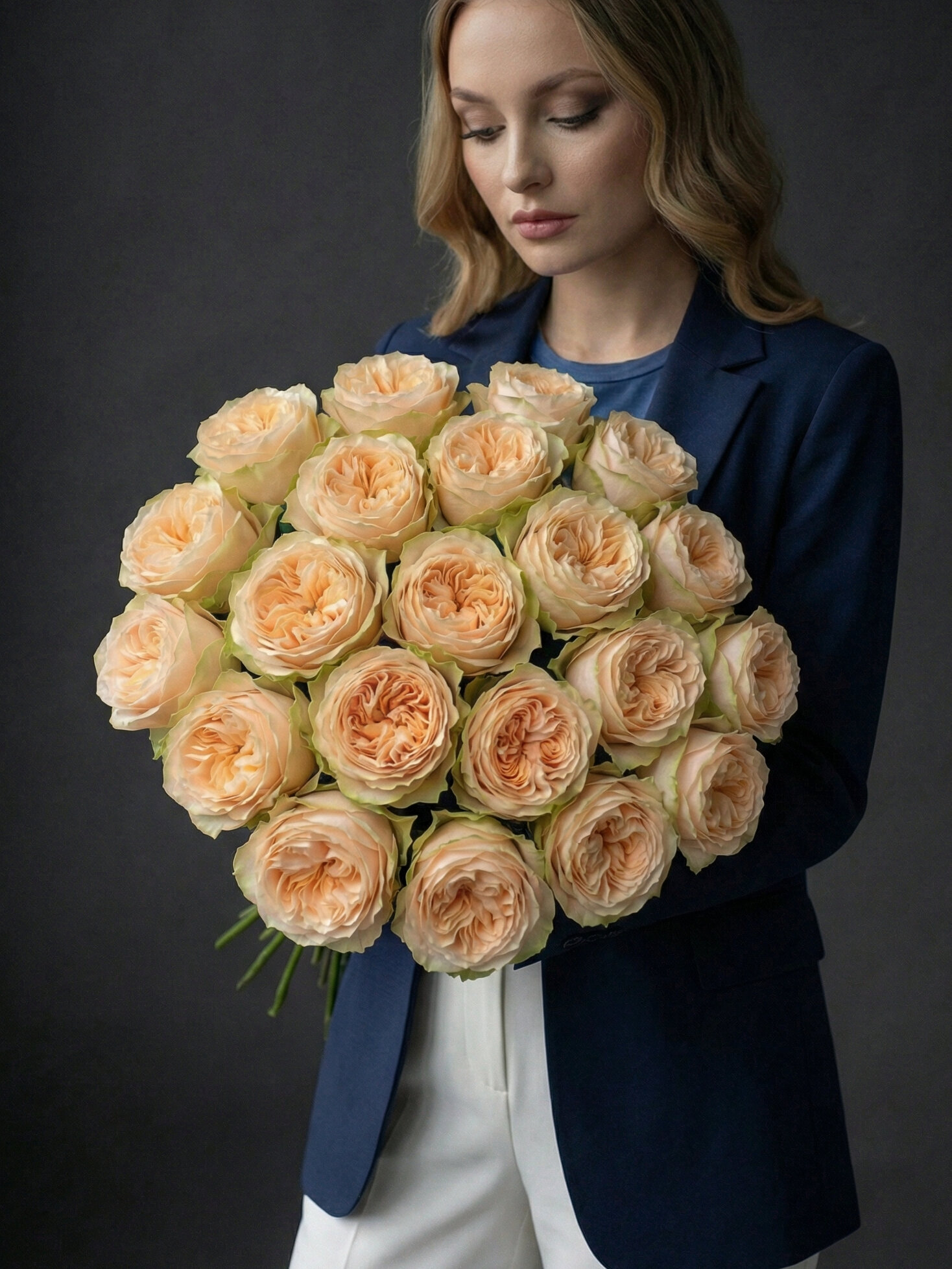 Букет премиальных роз Princess Crown - пионовидный, крупный бутон