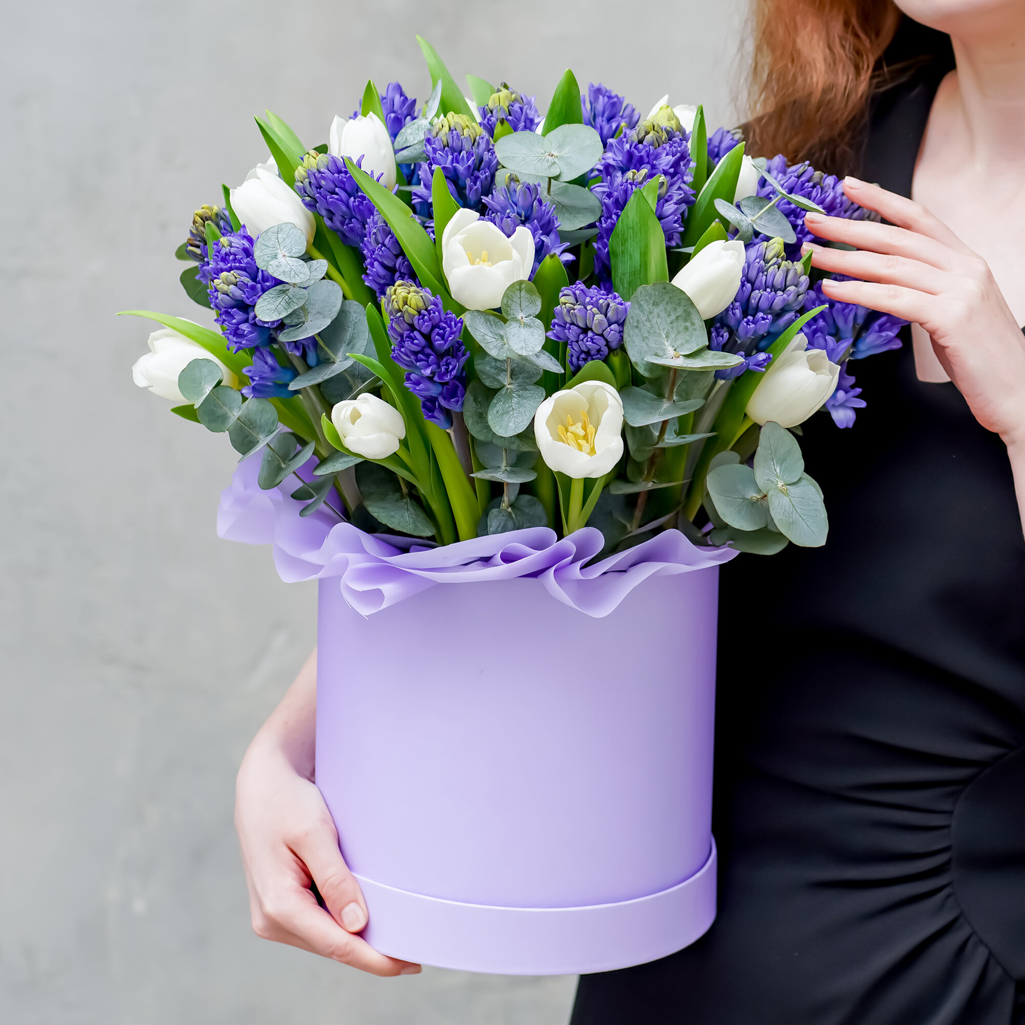 Букет живых цветов Flor-Pro Flowers из синих гиацинтов и белых тюльпанов в шляпной коробке Grand