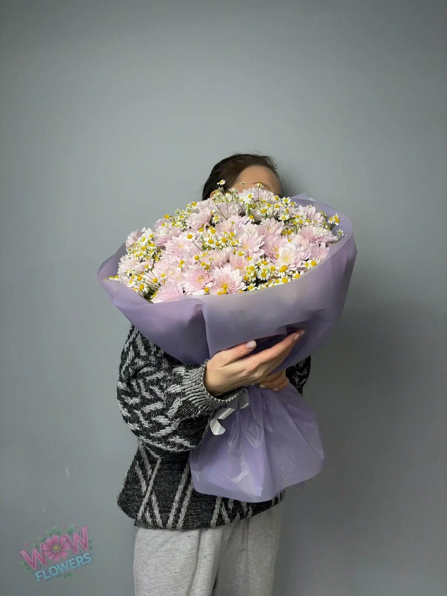 Розовый румянец лета – воздушный букет из хризантем и ромашек с доставкой