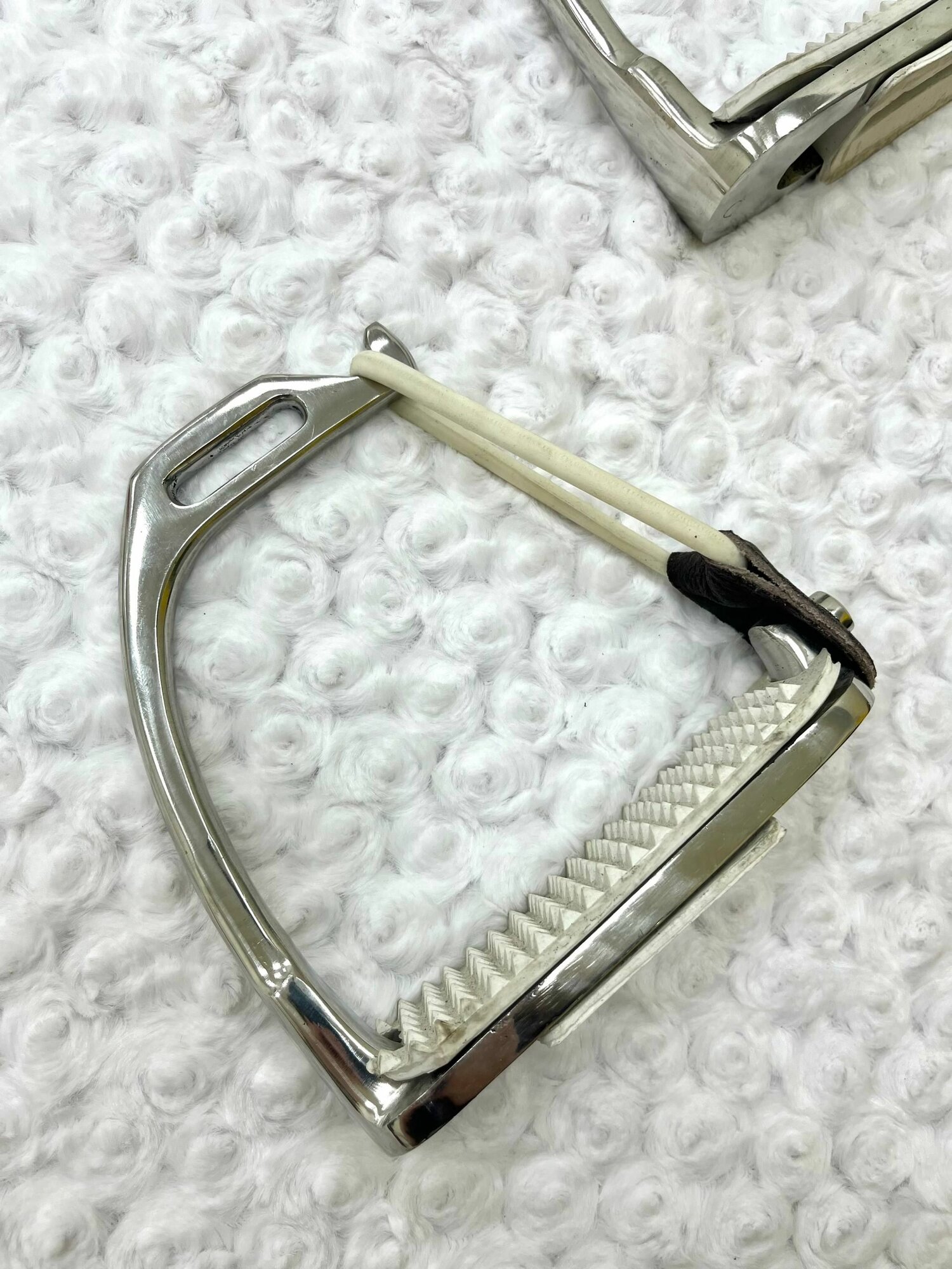 Стремена безопасные с белой резинкой для конного спорта