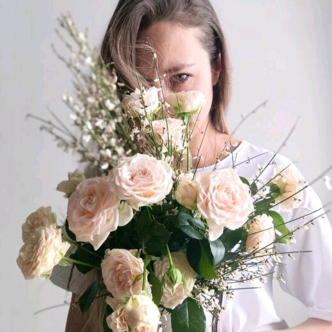 Цветы в коробке "Нежный комплимент"