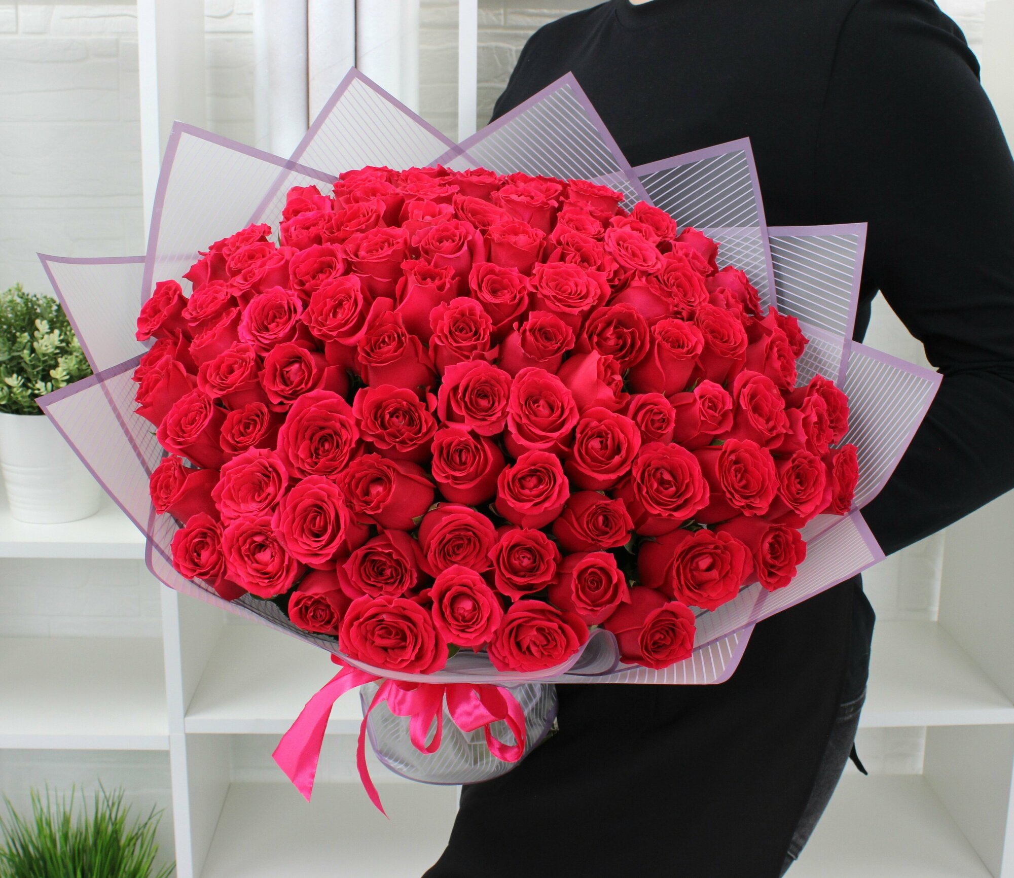 Монобукет THE FLOREAL малиновая роза 101 штука, высота 40 см, с бантом