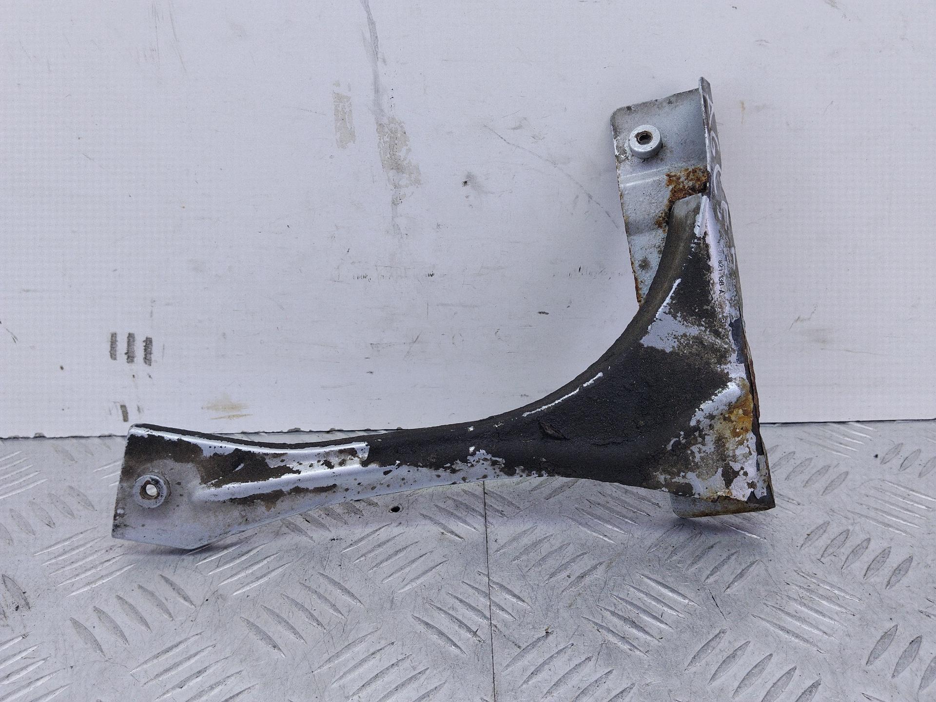 Кронштейн крыла передний правый Audi A6 C5 (1997 - 2001) 4B0821136A