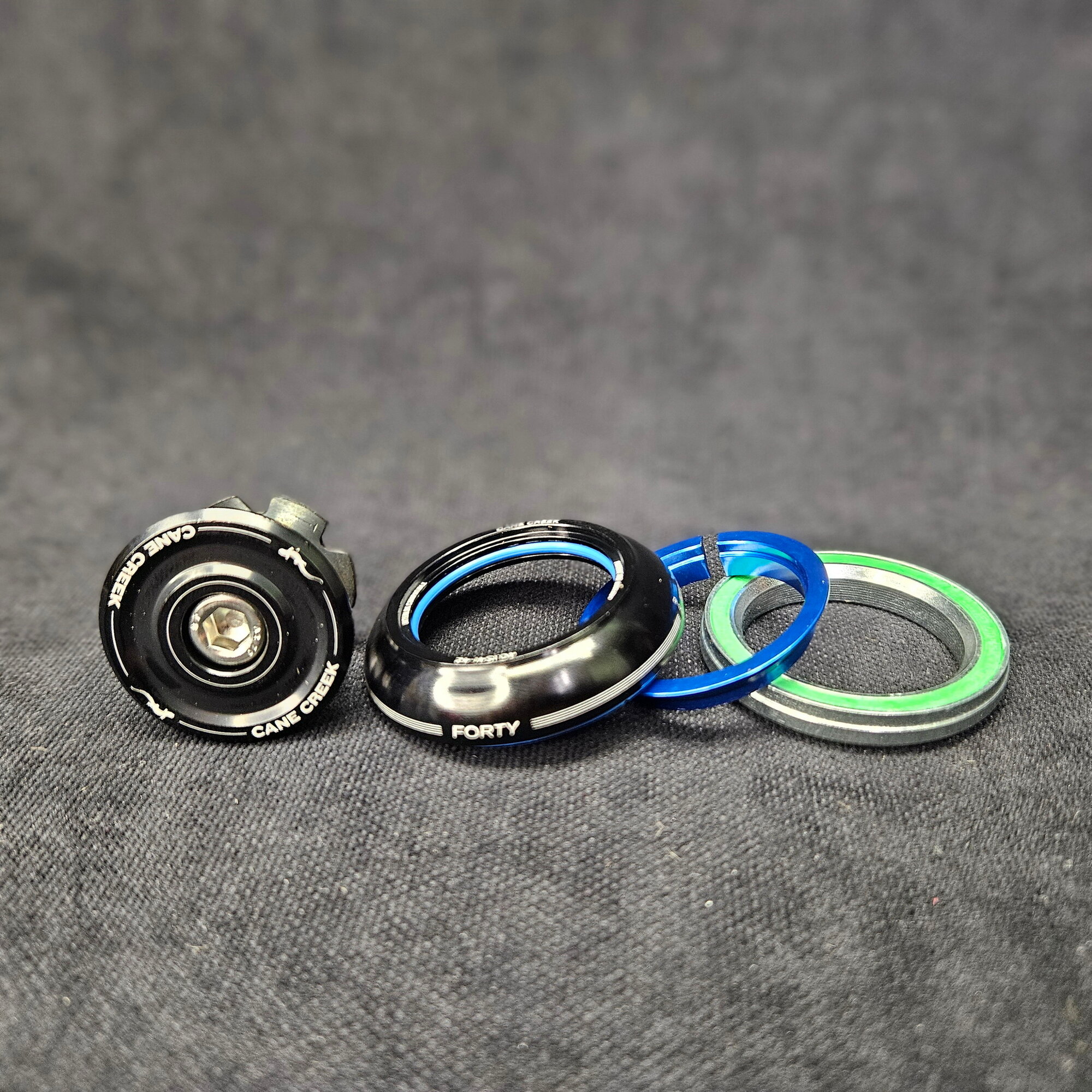 Рулевая колонка (верхняя часть) Cane Creek Forty (40-Series), IS42, под прямой шток 1.1/8" , высота верхней крышки - 9 мм (артикул производителя BAA0094K)