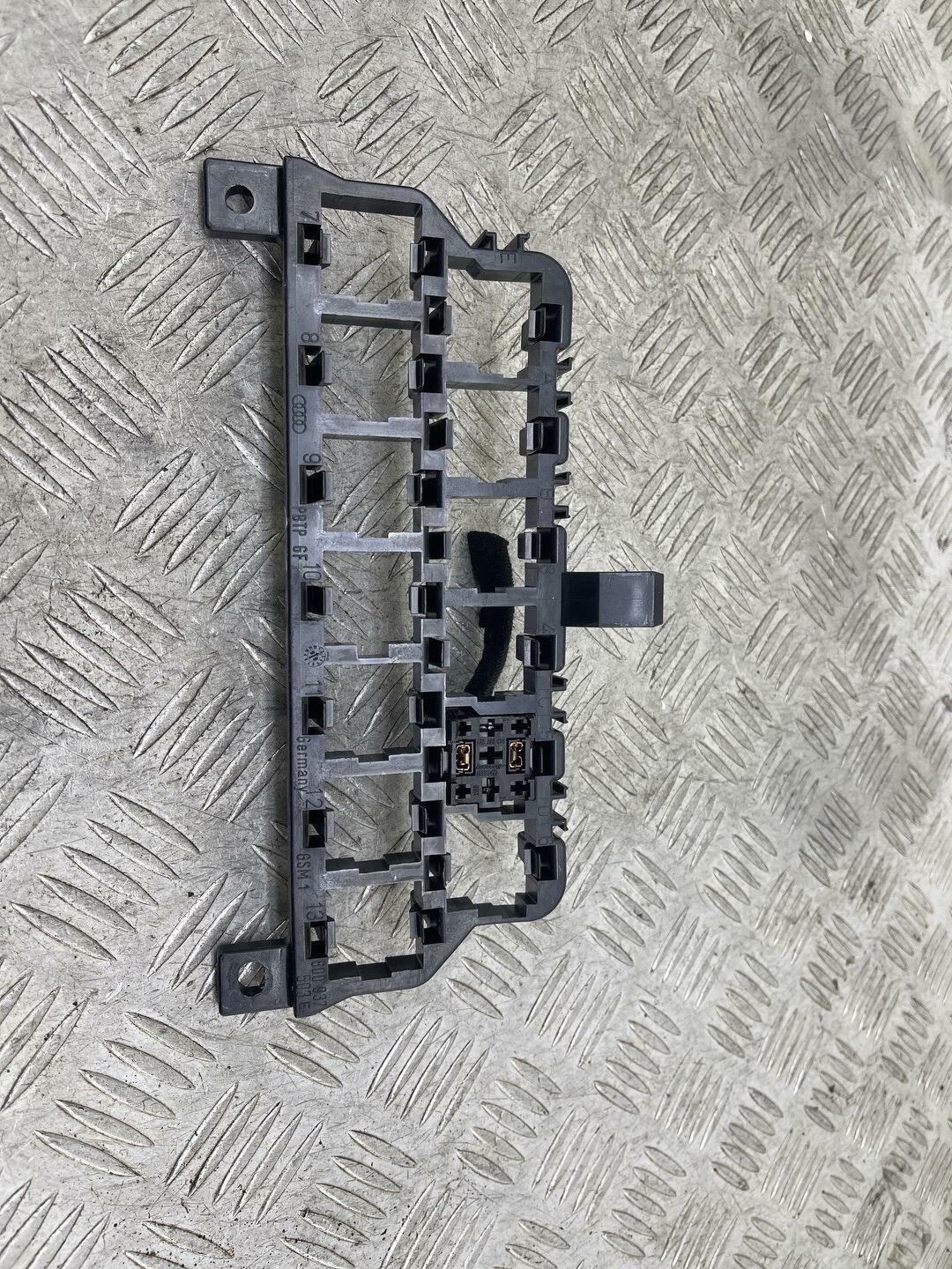 Блок реле Audi A6 C5 (1997 - 2001) 8D0937503E