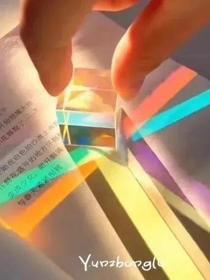 Куб из кристалла световой призмы, волшебного камня, который может отражать красочный свет