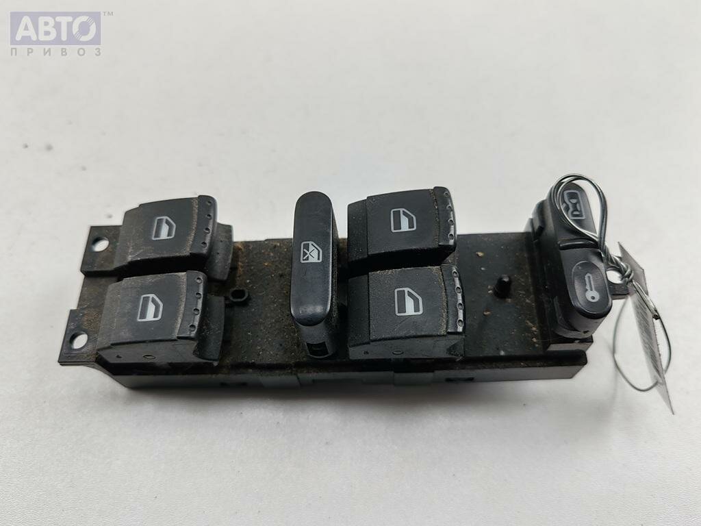 Блок кнопок управления стеклоподъемниками Volkswagen Golf-4