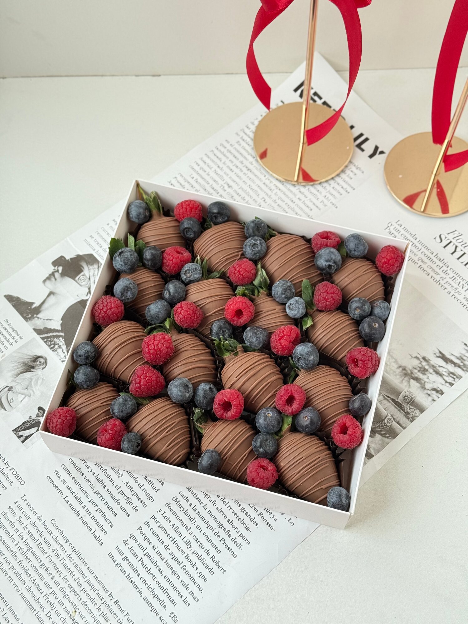 Клубника в бельгийском молочном шоколаде с малиной и голубикой 16-20 шт