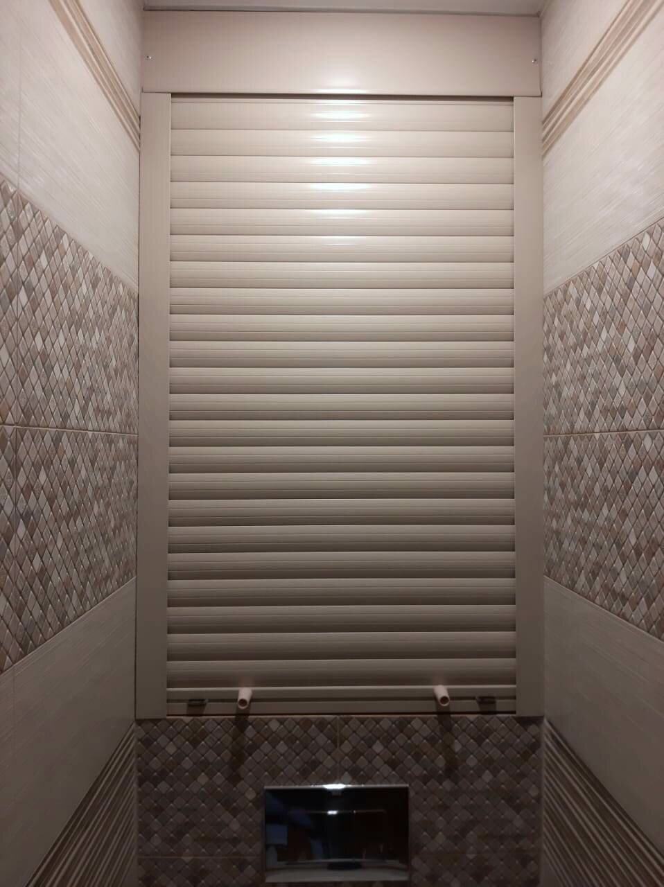 Рольставни в санузел 660х1200 бежевые (сантехнические) механические.