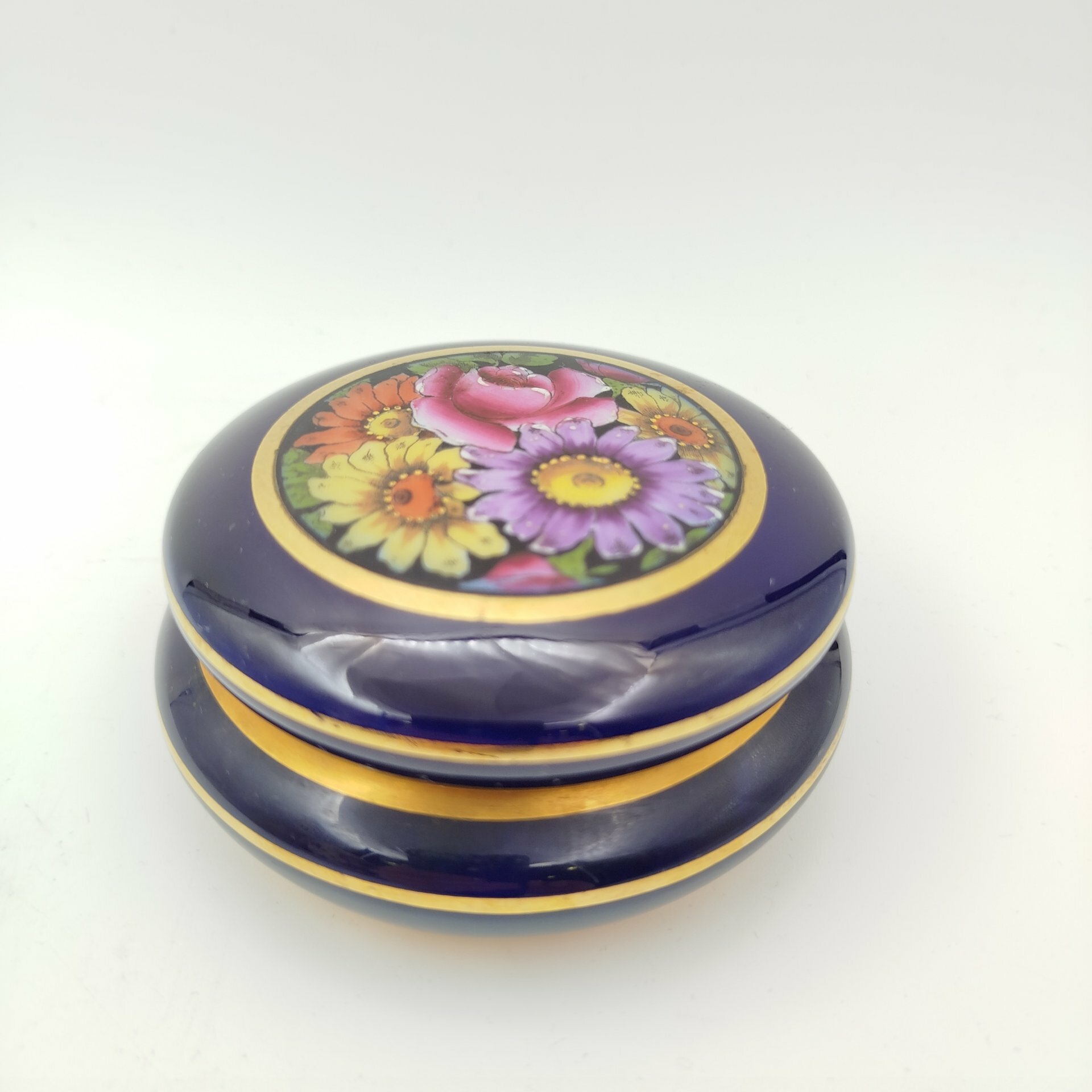 Шкатулка кобальтового цвета, украшенная изображением цветов, фарфор, роспись
