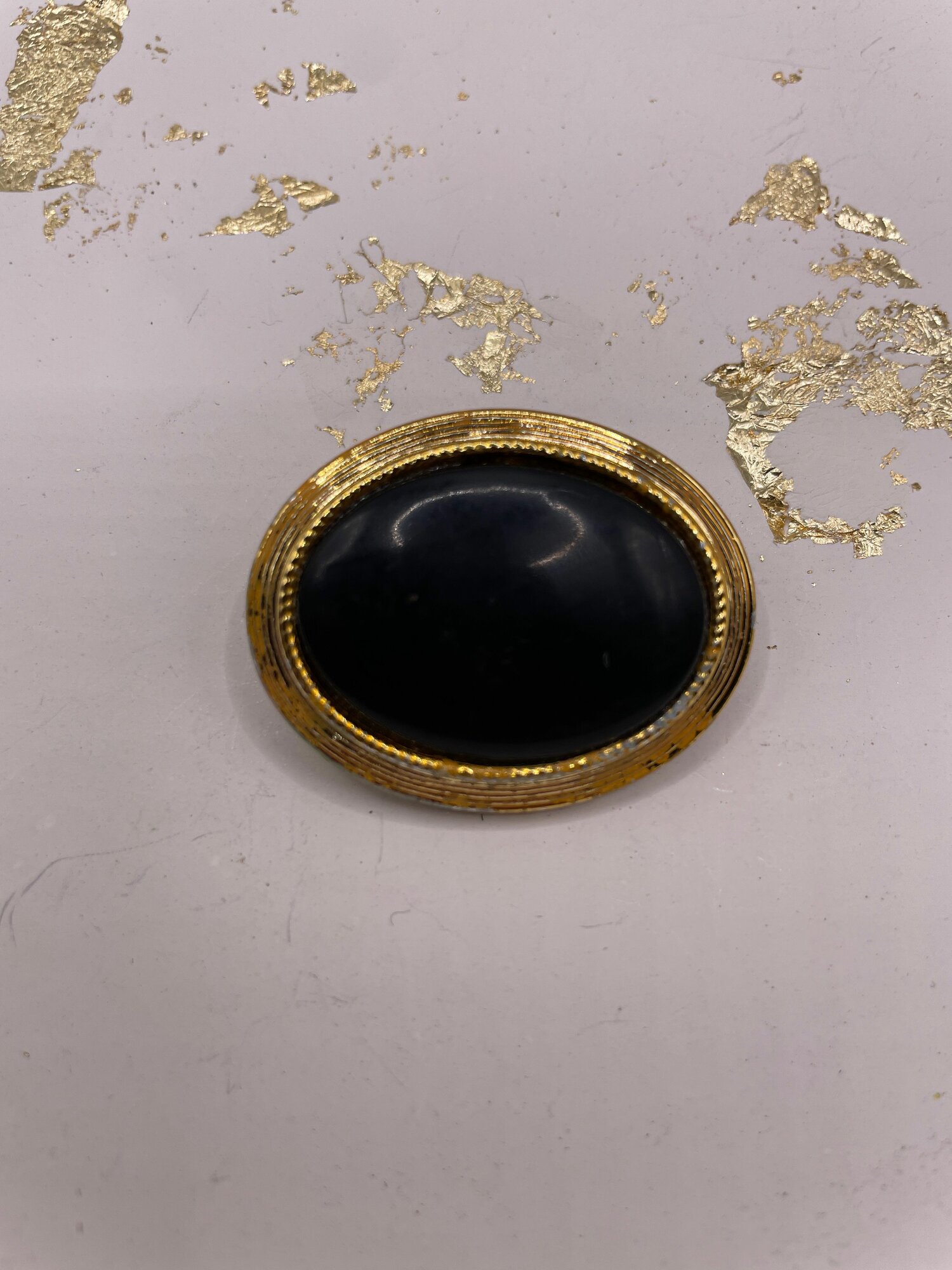 Винтажная пластиковая брошь