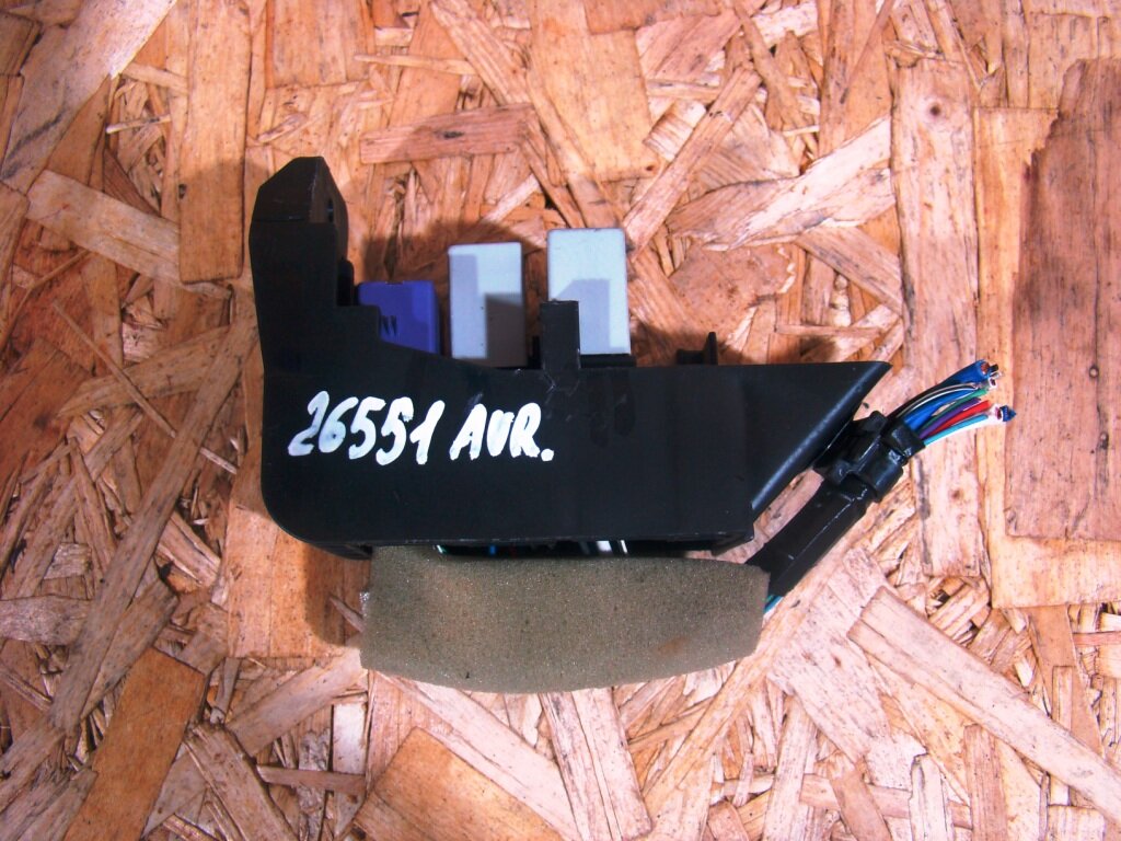 Toyota Auris E15 Блок реле 8275512010