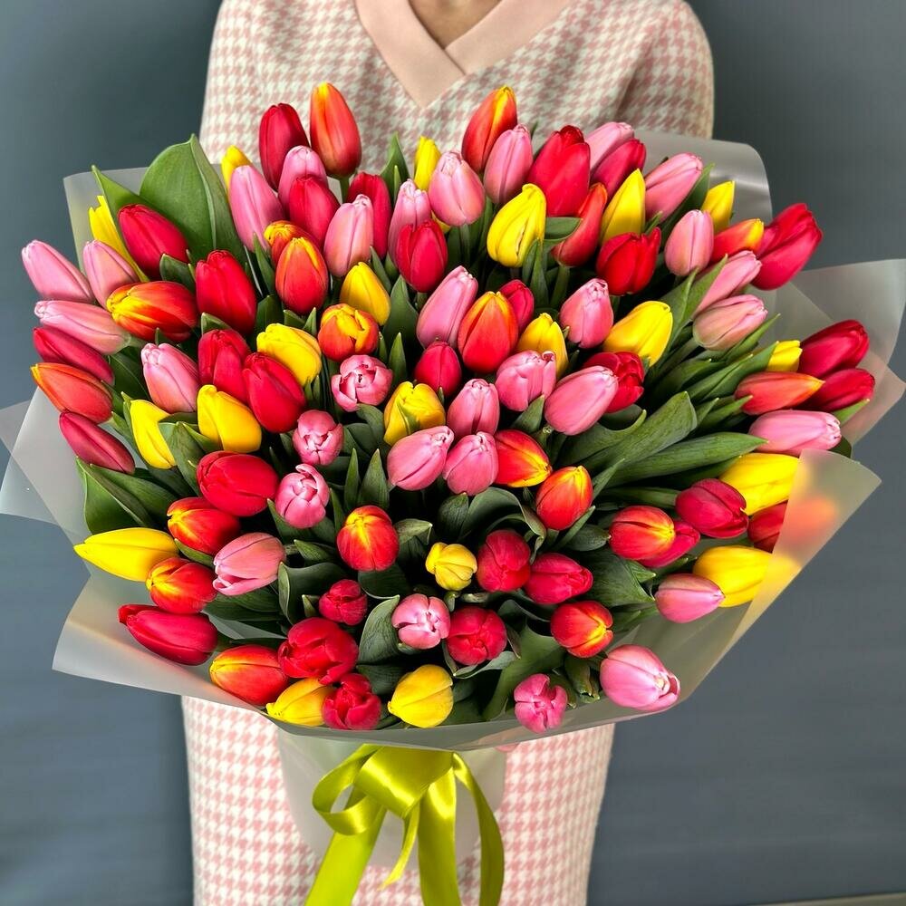 Живые цветы букет из 155 разноцветных тюльпанов яркий микс в подарочной упаковке